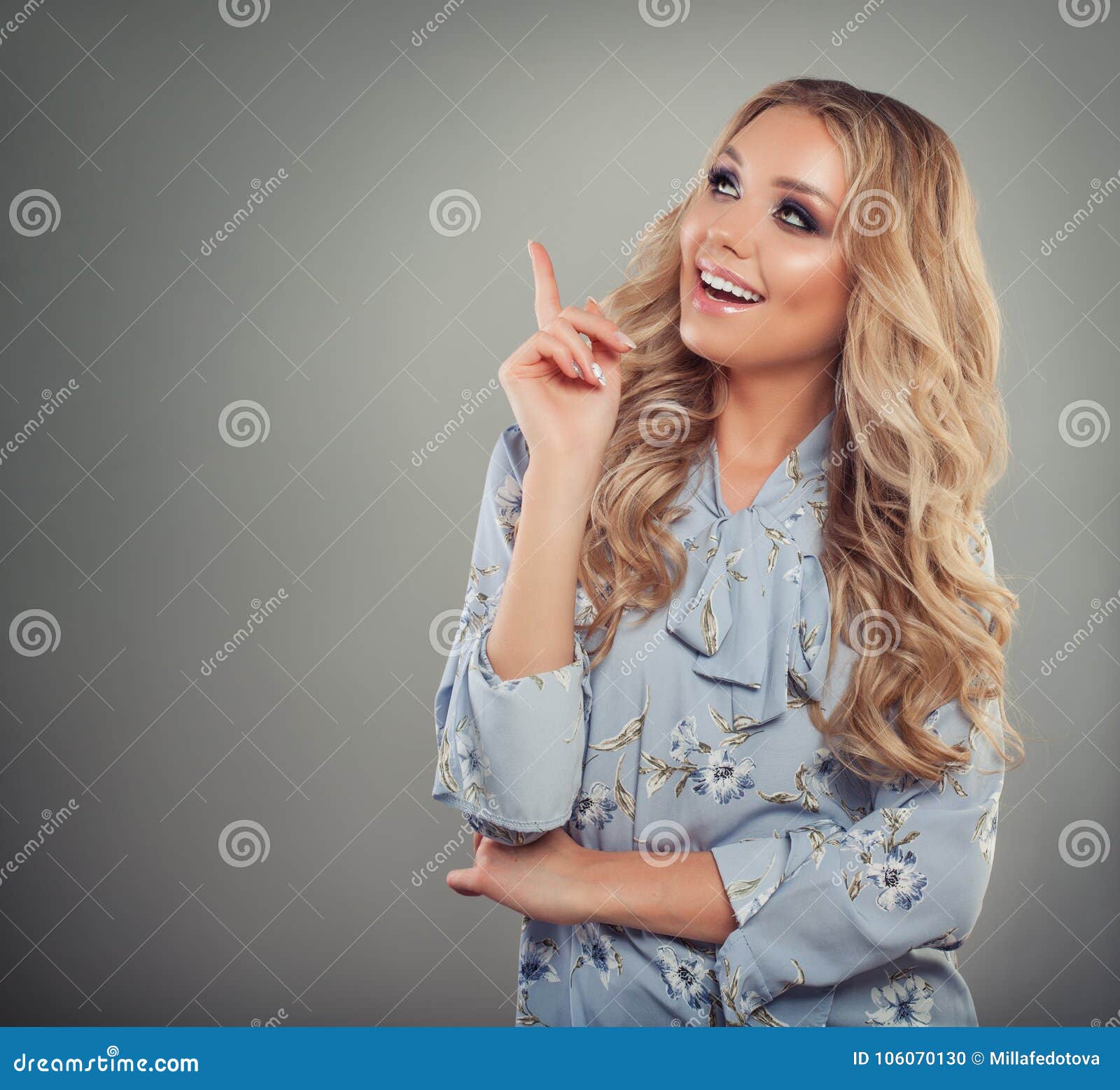 Modelo De Moda Joven Woman Pointing Up Su Finger Foto de archivo ...