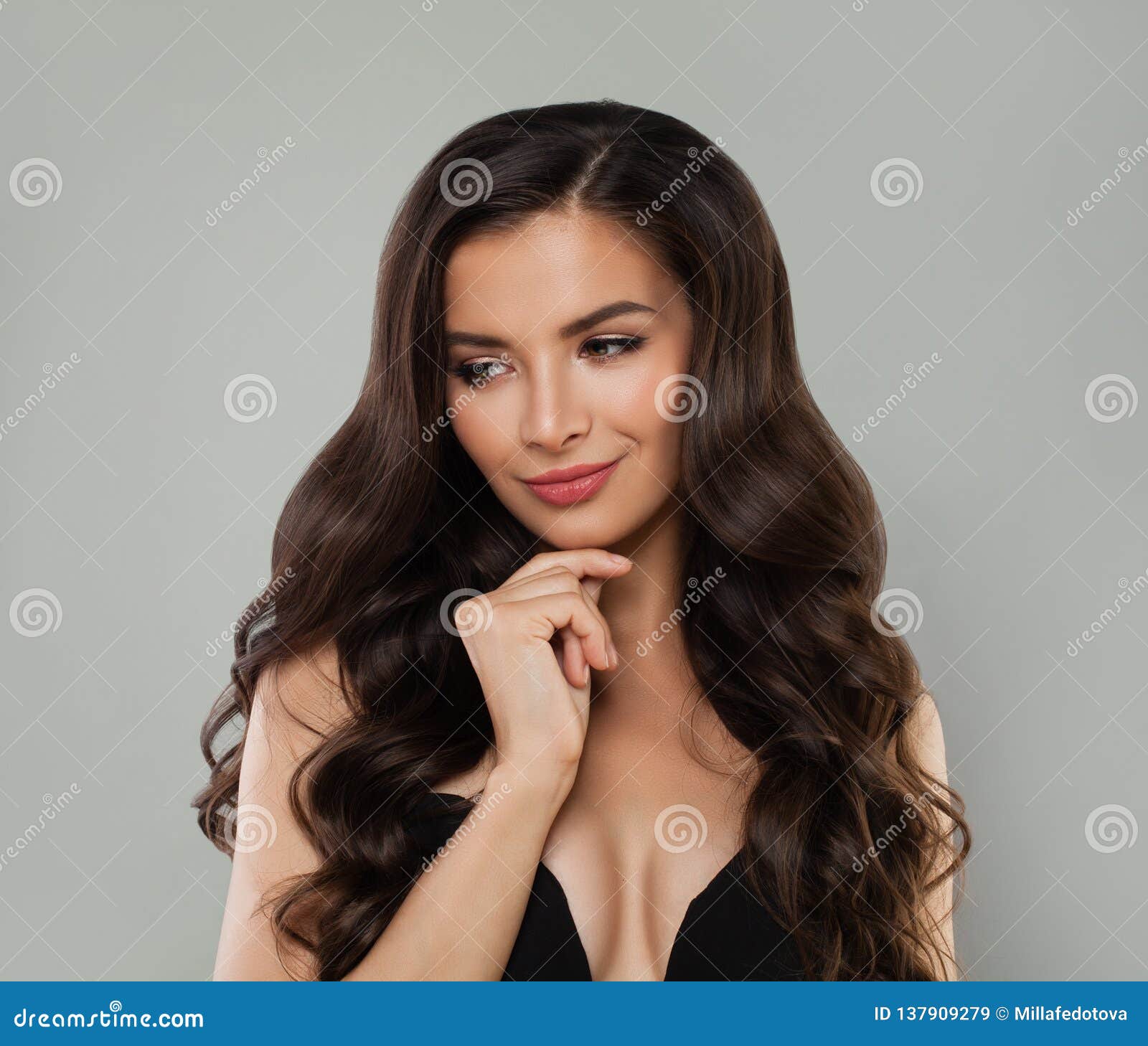 Modelo De Moda Perfecto De La Mujer Con El Retrato Perfecto Largo Del Peinado Imagen De Archivo