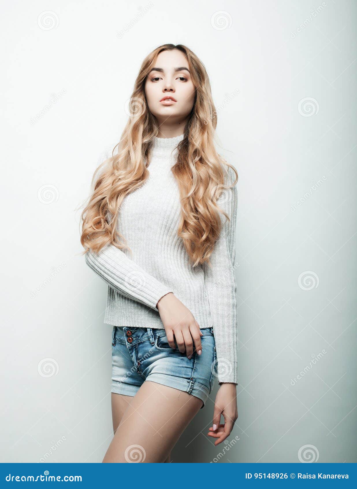 Modelo De Moda Que Presenta En El Estudio, Fondo Blanco Foto de archivo ...