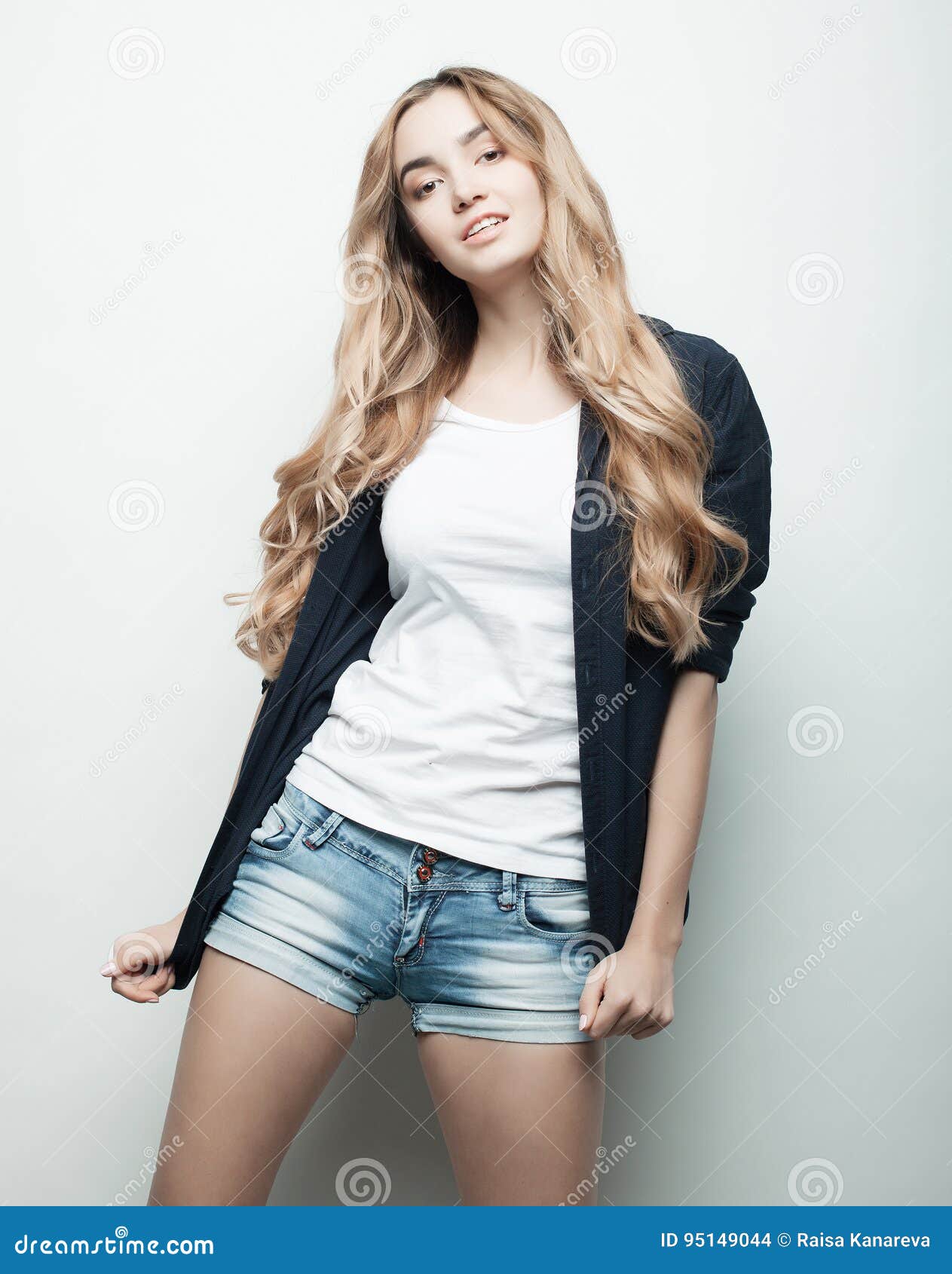 Modelo De Moda Que Presenta En El Estudio, Fondo Blanco Foto de archivo ...