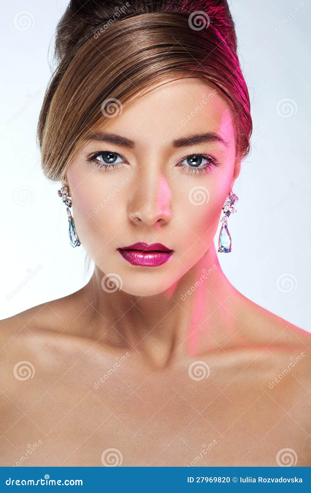 Modelo De Moda Que Presenta En Joyería Exclusiva Foto de archivo ...