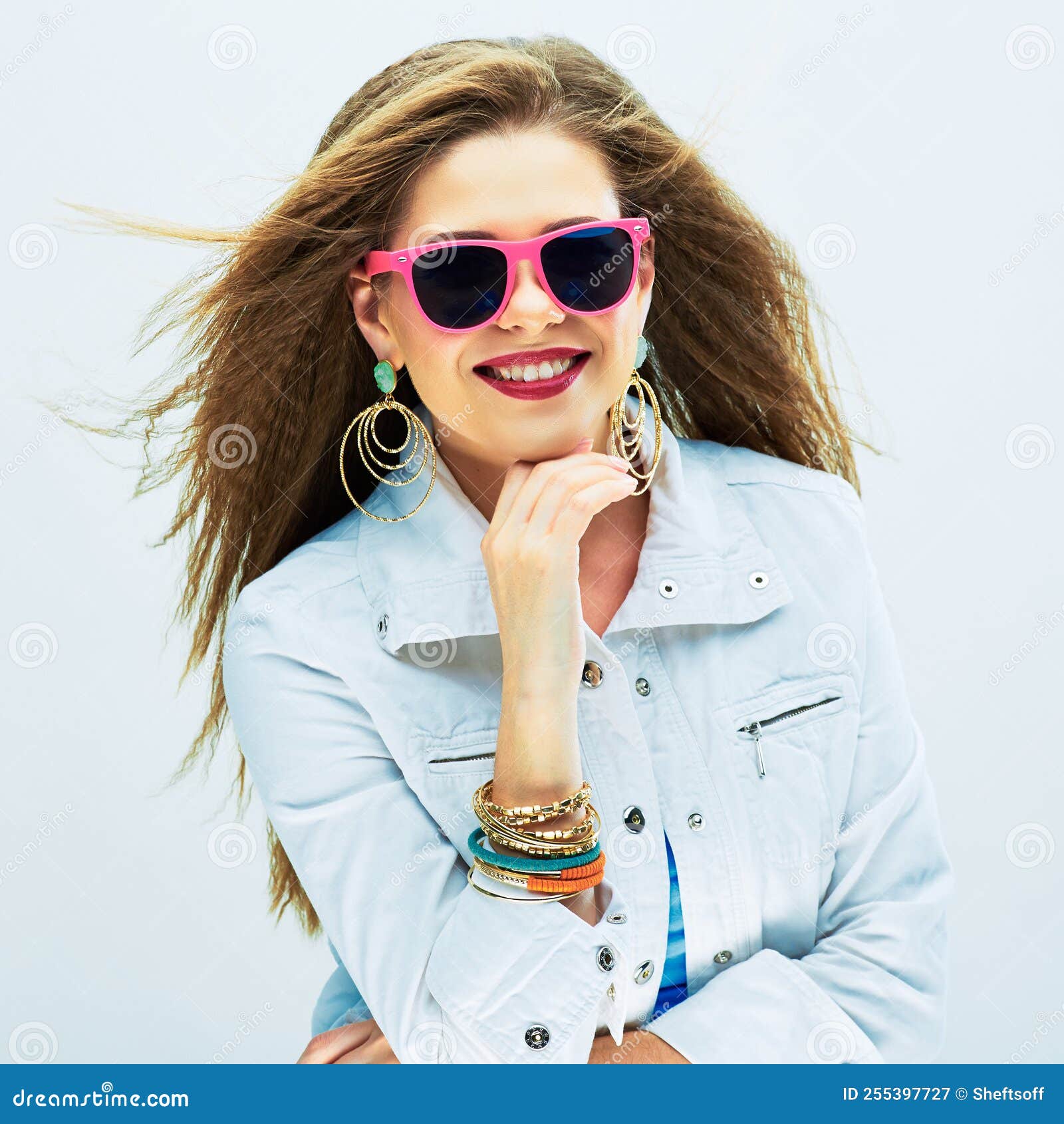 Modelo De Moda Sonriente En Estilo Funky Imagen de archivo - Imagen de ...