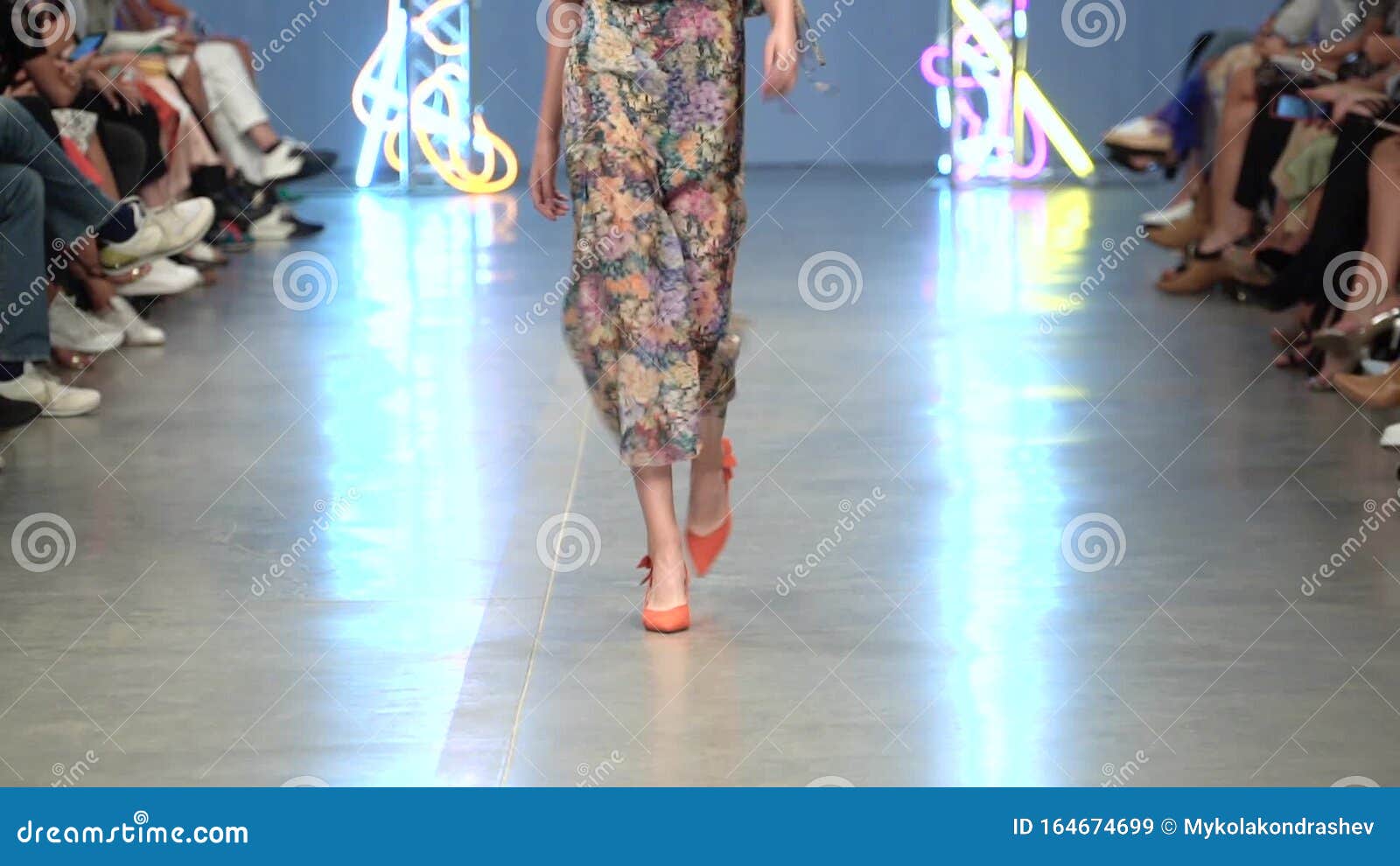 Modelo De Mulher Na Passarela No Desfile De Moda Video Estoque - Vídeo ...