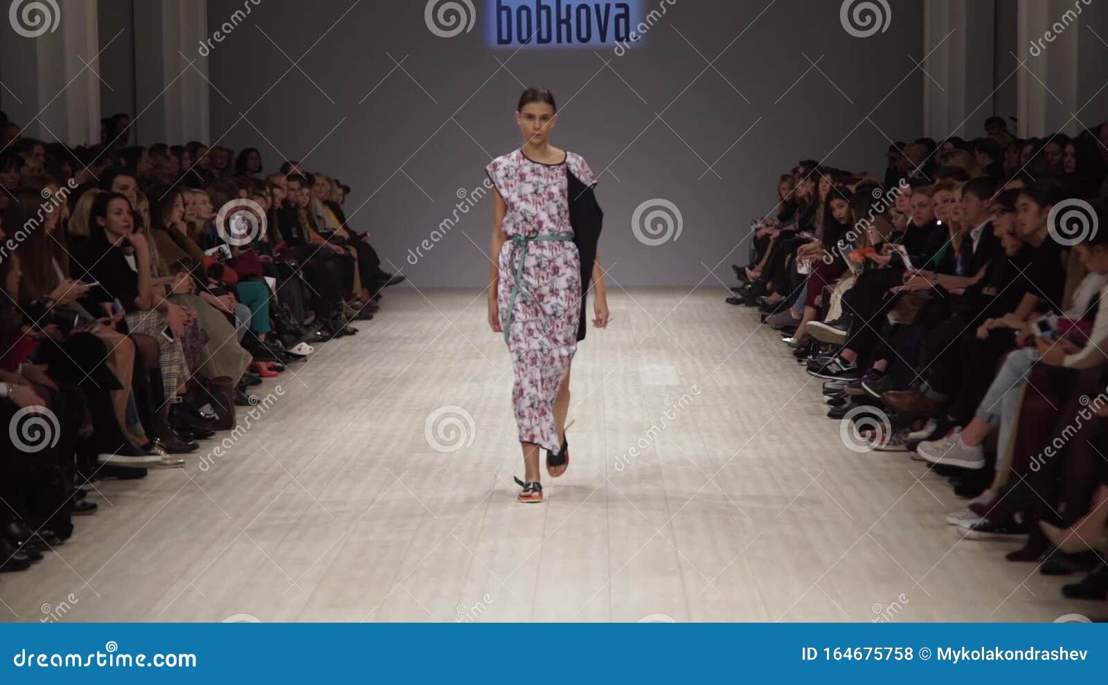 Modelo De Mulher Na Passarela No Desfile De Moda Filme - Vídeo de ...