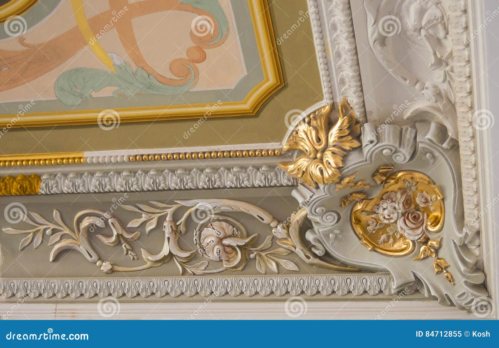 Modelo de oro en techo imagen editorial. Imagen de lujo - 84712855