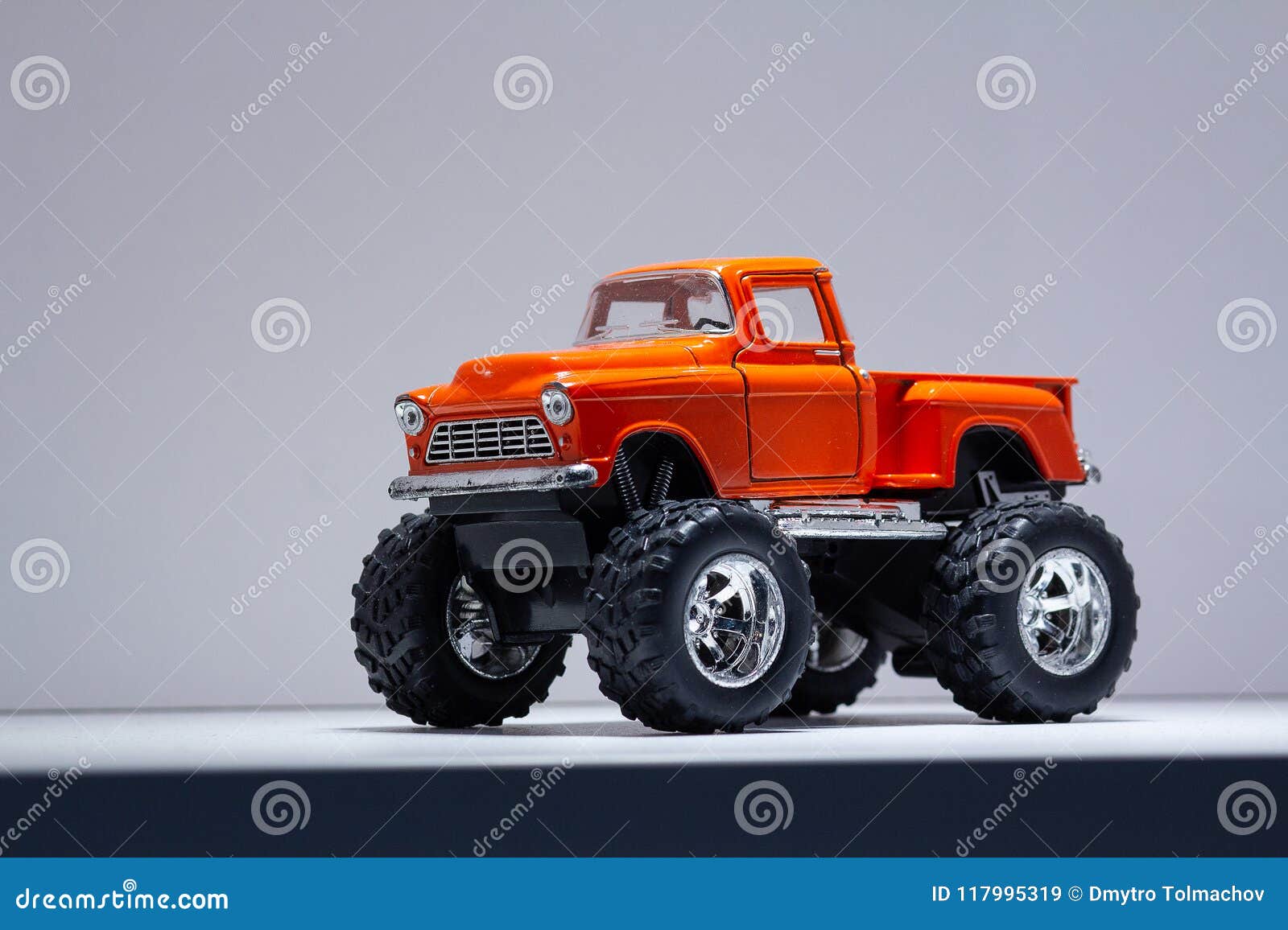 Modelo De SUV Retro En Las Ruedas Grandes Imagen de archivo - Imagen de ...