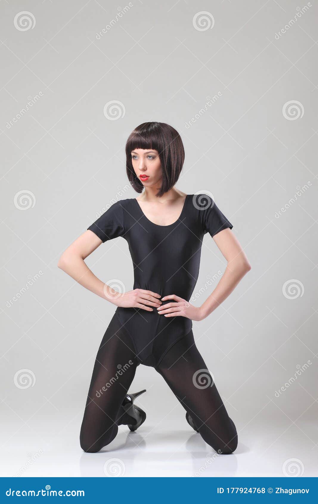 Modelo Delgado De Moda Posando En Estudio Foto de archivo - Imagen de ...