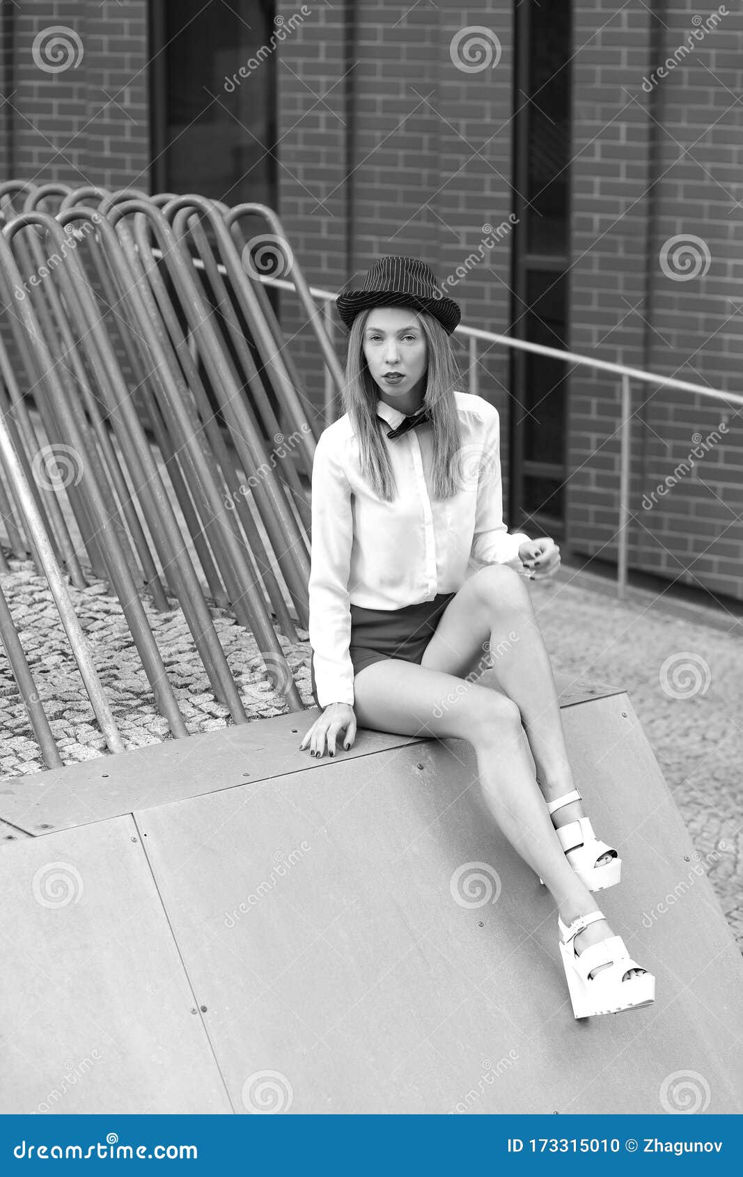 Modelo delgado en la calle foto de archivo. Imagen de ropa - 173315010