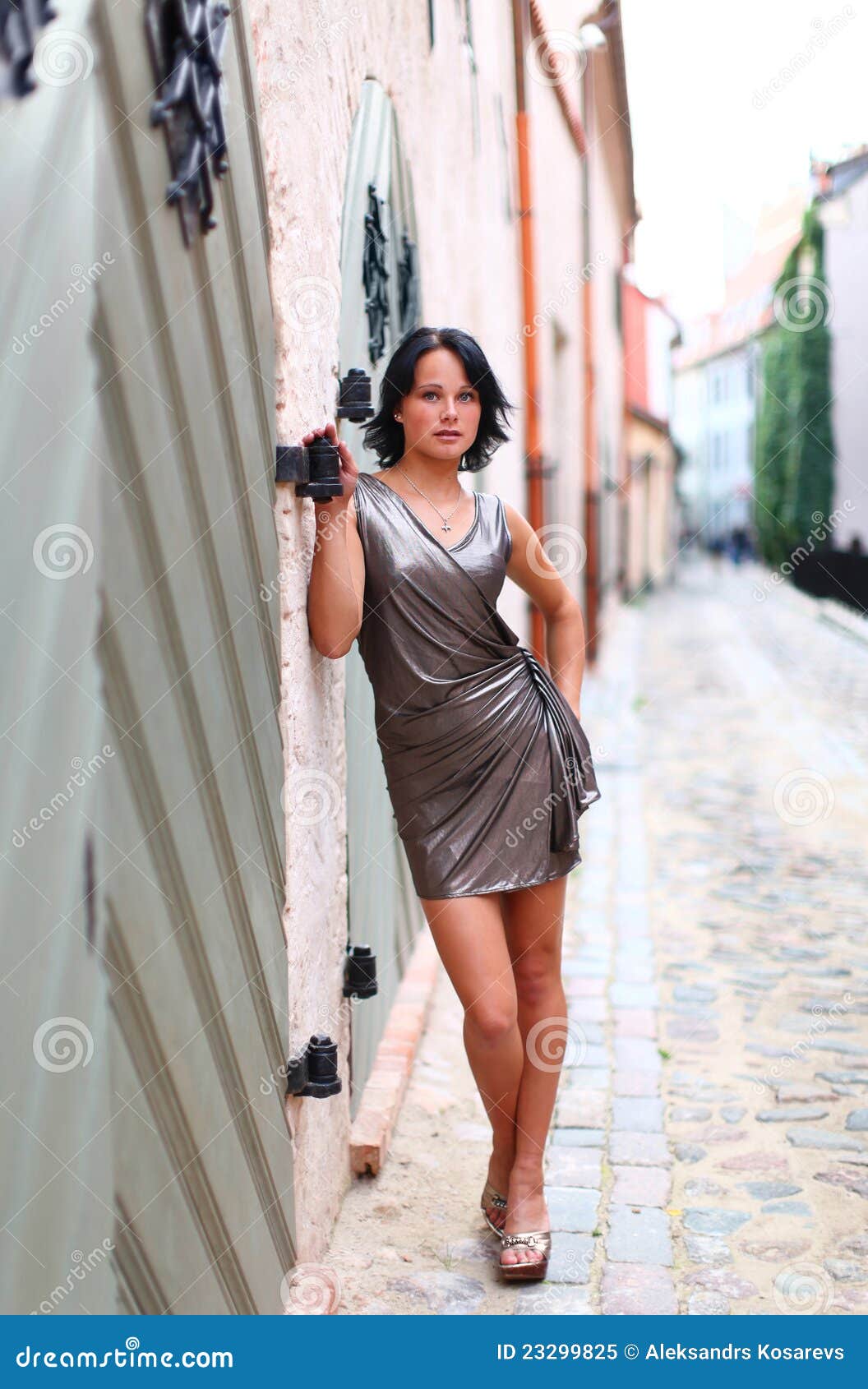 Modelo Dulce De La Mujer En Riga Vieja Imagen de archivo - Imagen de ...