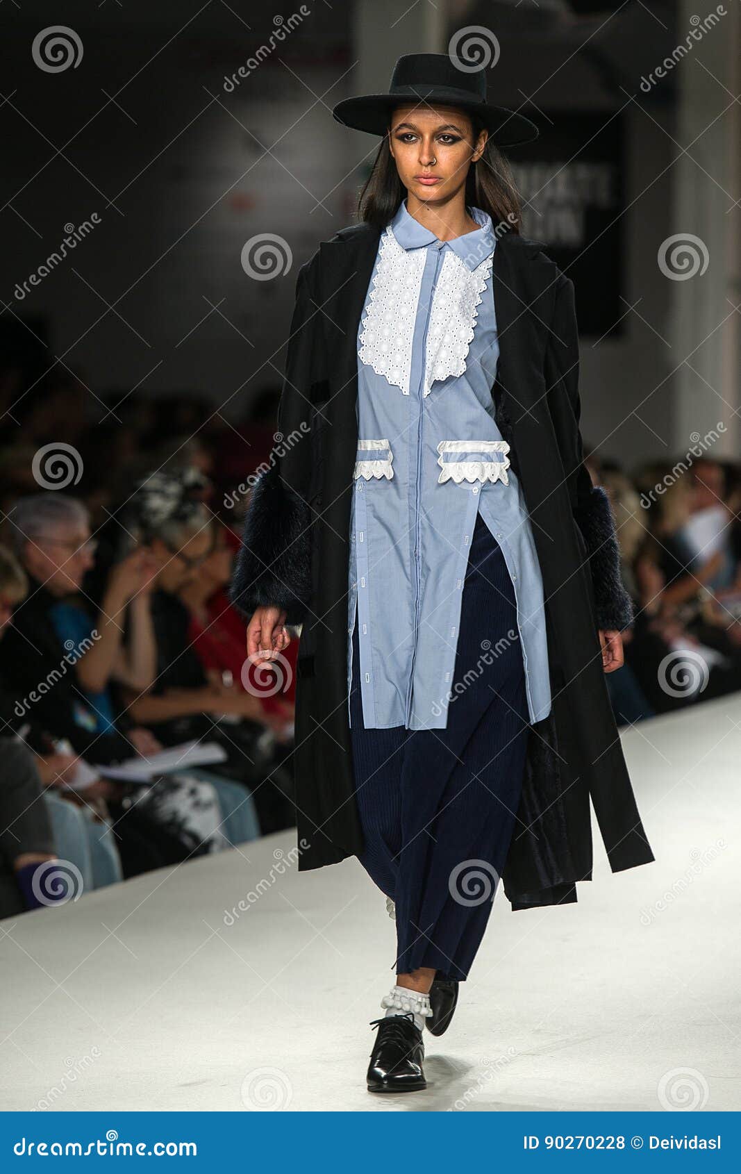 Modelo em uma passarela foto de stock editorial. Imagem de graduado ...