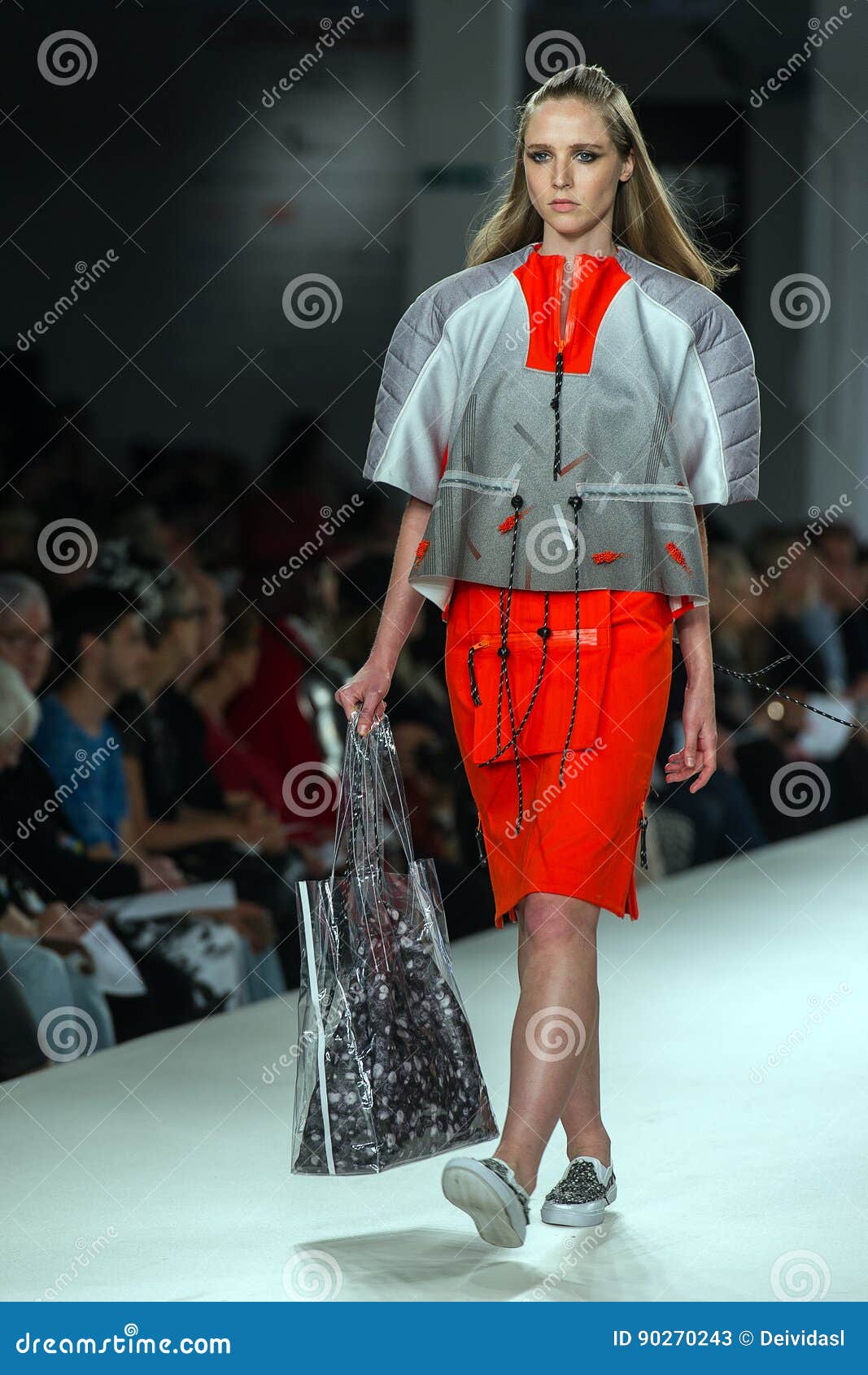 Modelo em uma passarela foto de stock editorial. Imagem de moda - 90270243