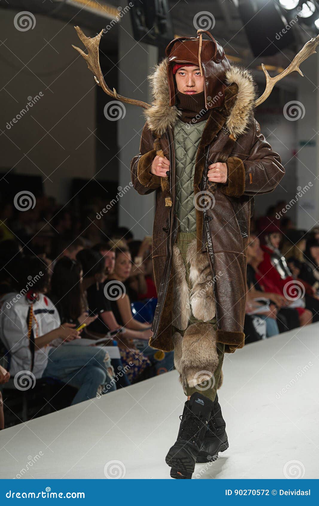 Modelo em uma passarela fotografia editorial. Imagem de elegante - 90270572