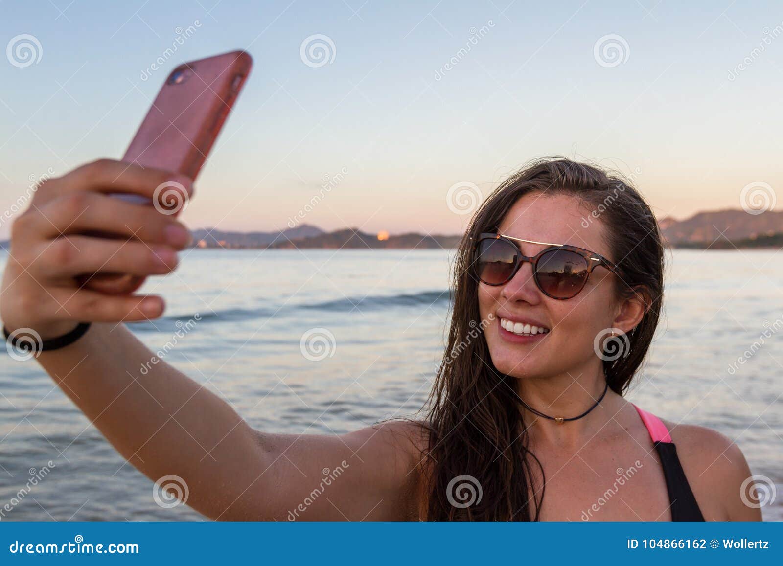 Modelo en la playa foto de archivo. Imagen de aptitud - 104866162