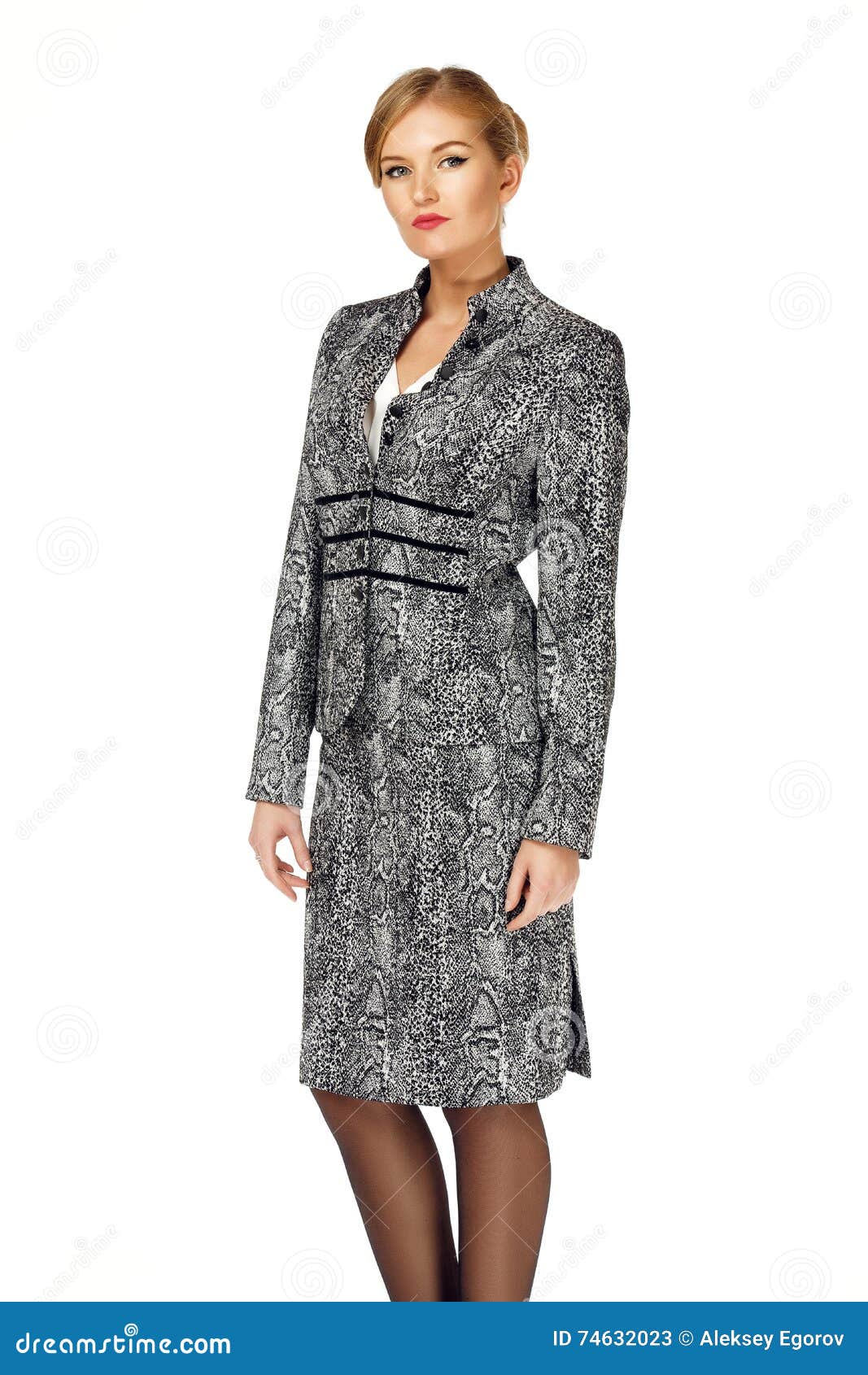 Modelo en ropa imagen de archivo. Imagen de fashionable - 74632023