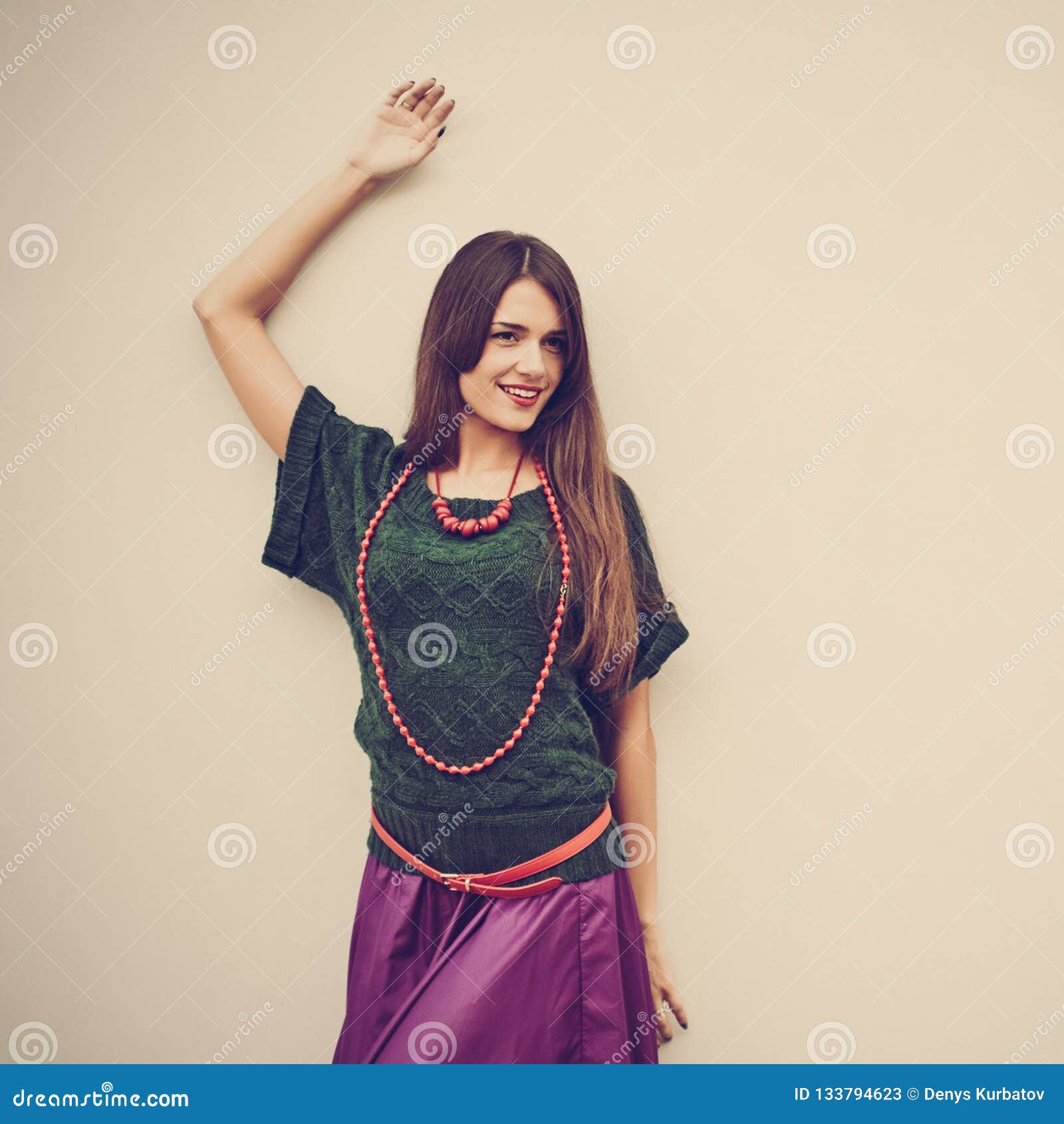 Modelo en ropa elegante imagen de archivo. Imagen de felicidad - 133794623