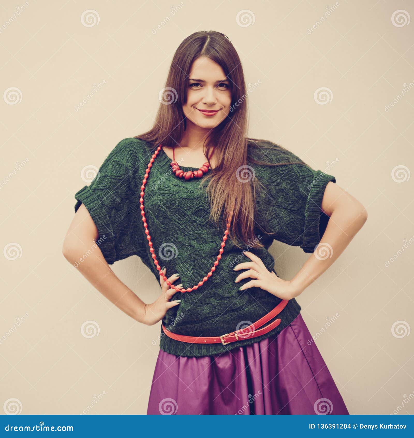 Modelo en ropa elegante foto de archivo. Imagen de aguja - 136391204