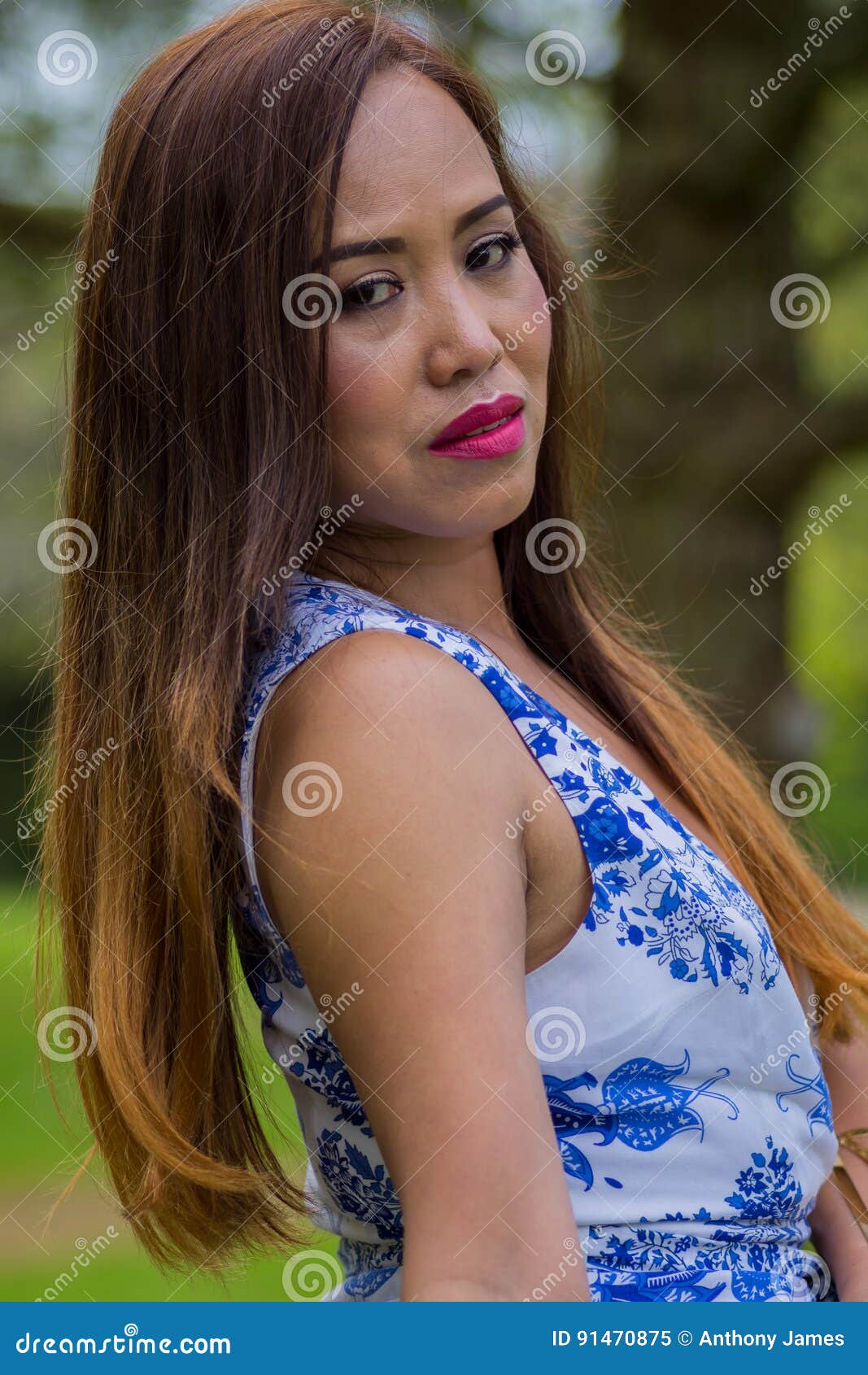 Modelo filipino imagen de archivo. Imagen de follaje - 91470875