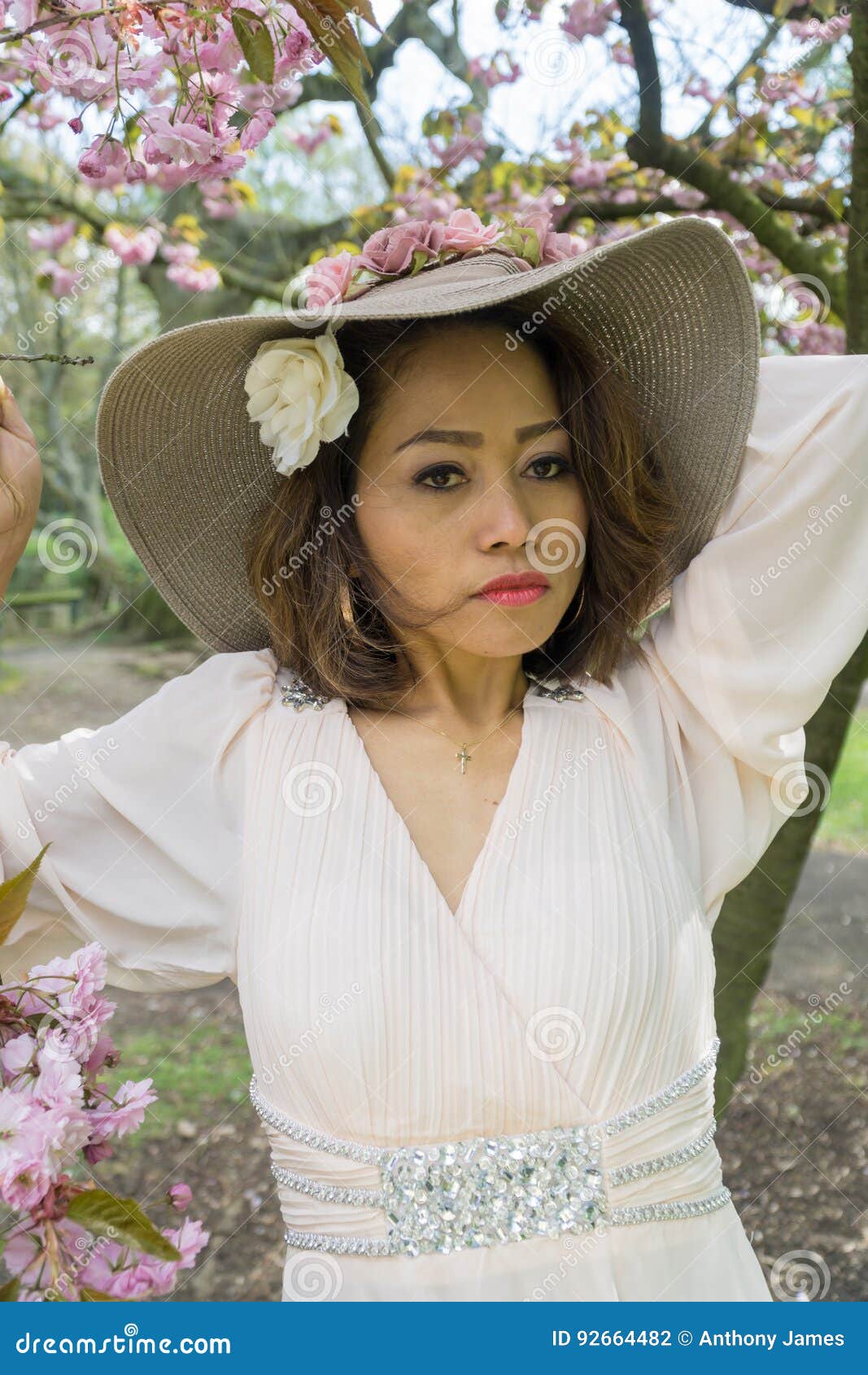 Modelo Filipino Con Un Sombrero Foto de archivo - Imagen de plantas ...