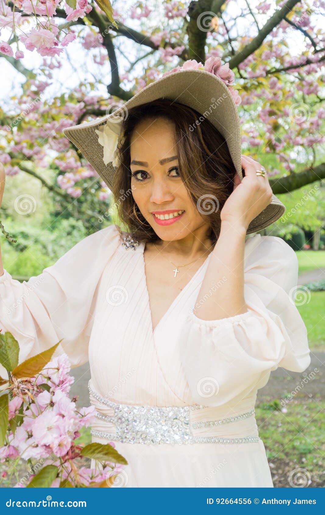 Modelo Filipino Con Un Sombrero Foto de archivo - Imagen de centro ...