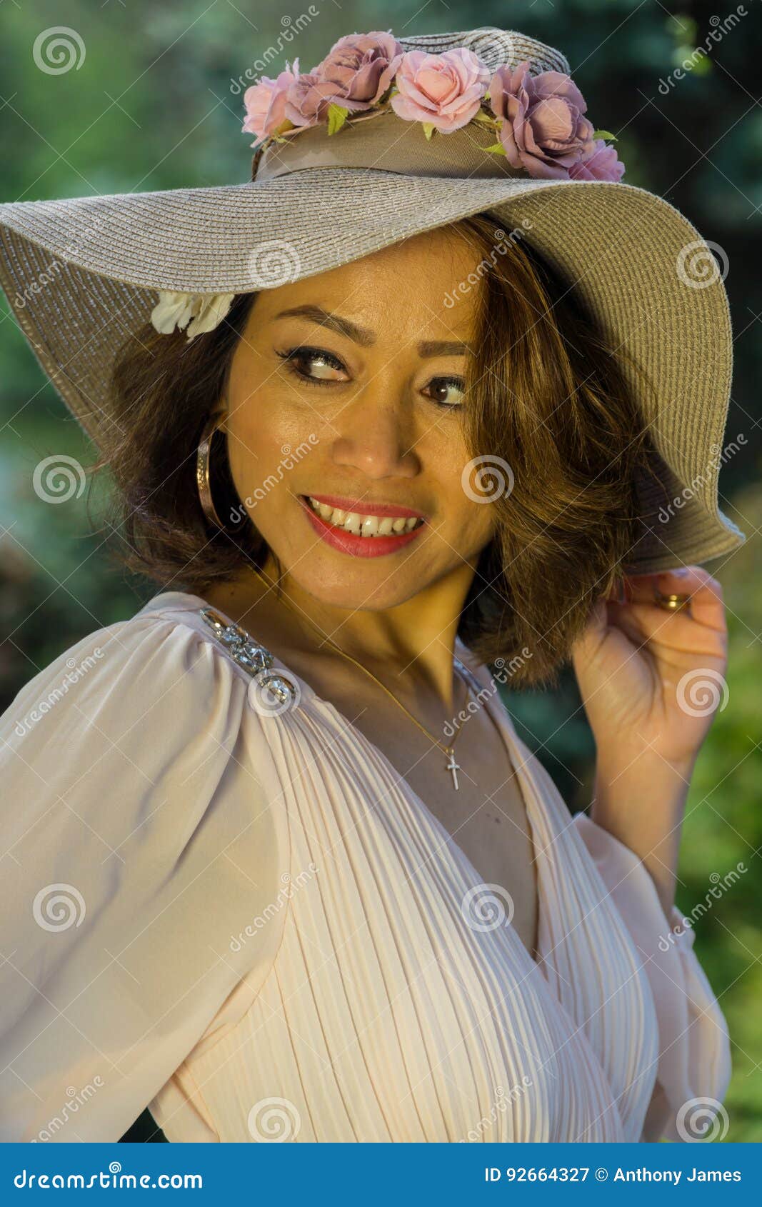 Modelo Filipino Con Un Sombrero Encendido Imagen de archivo - Imagen de ...