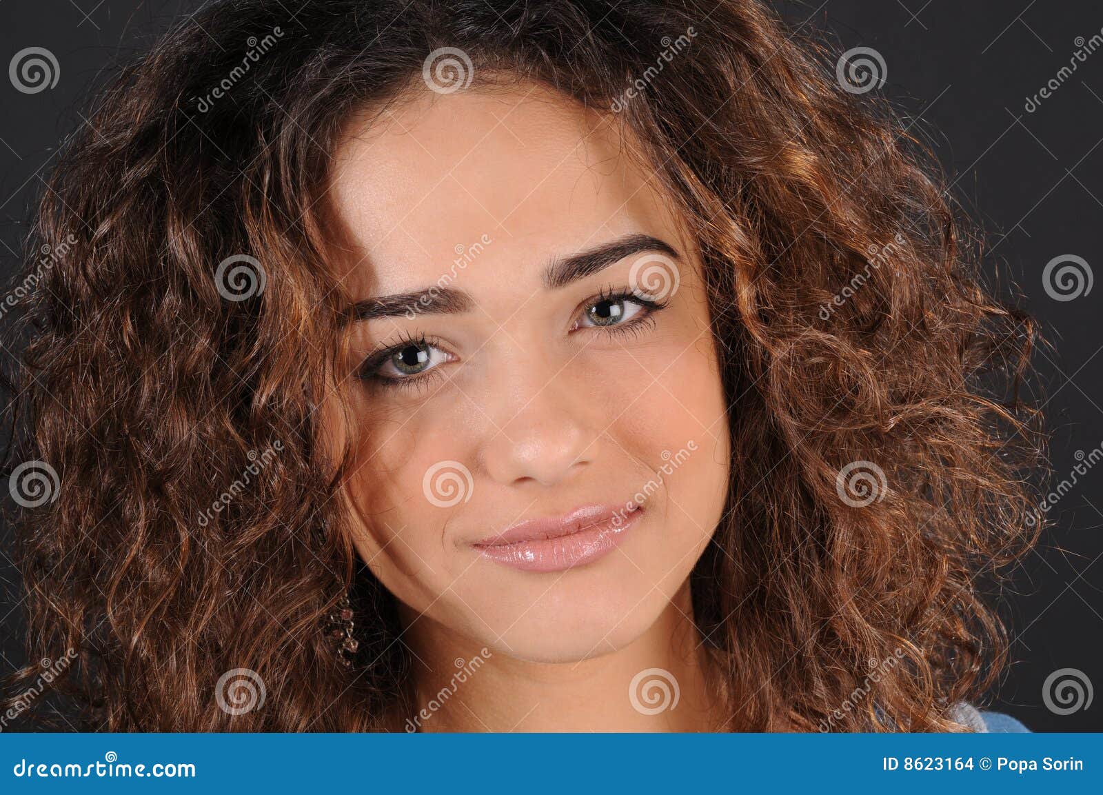 Modelo Hermoso Con El Pelo Rizado Foto de archivo - Imagen de humano ...