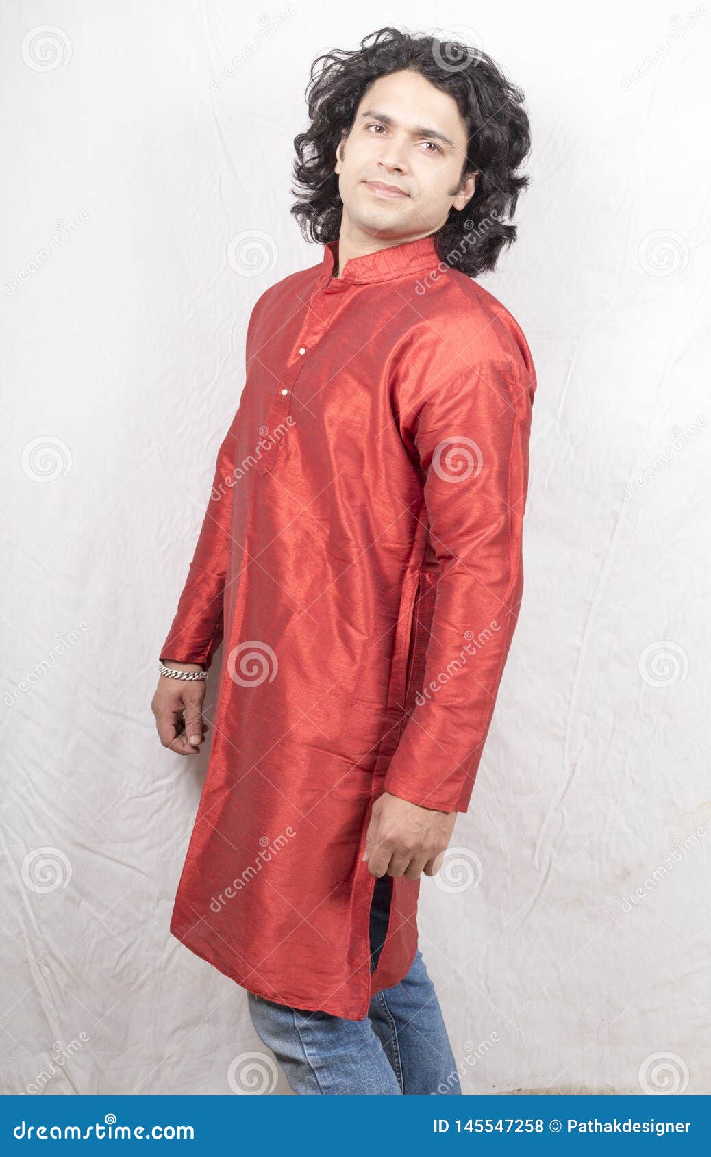 Modelo Indio Que Lleva Kurta Rojo Foto de archivo - Imagen de modelo ...