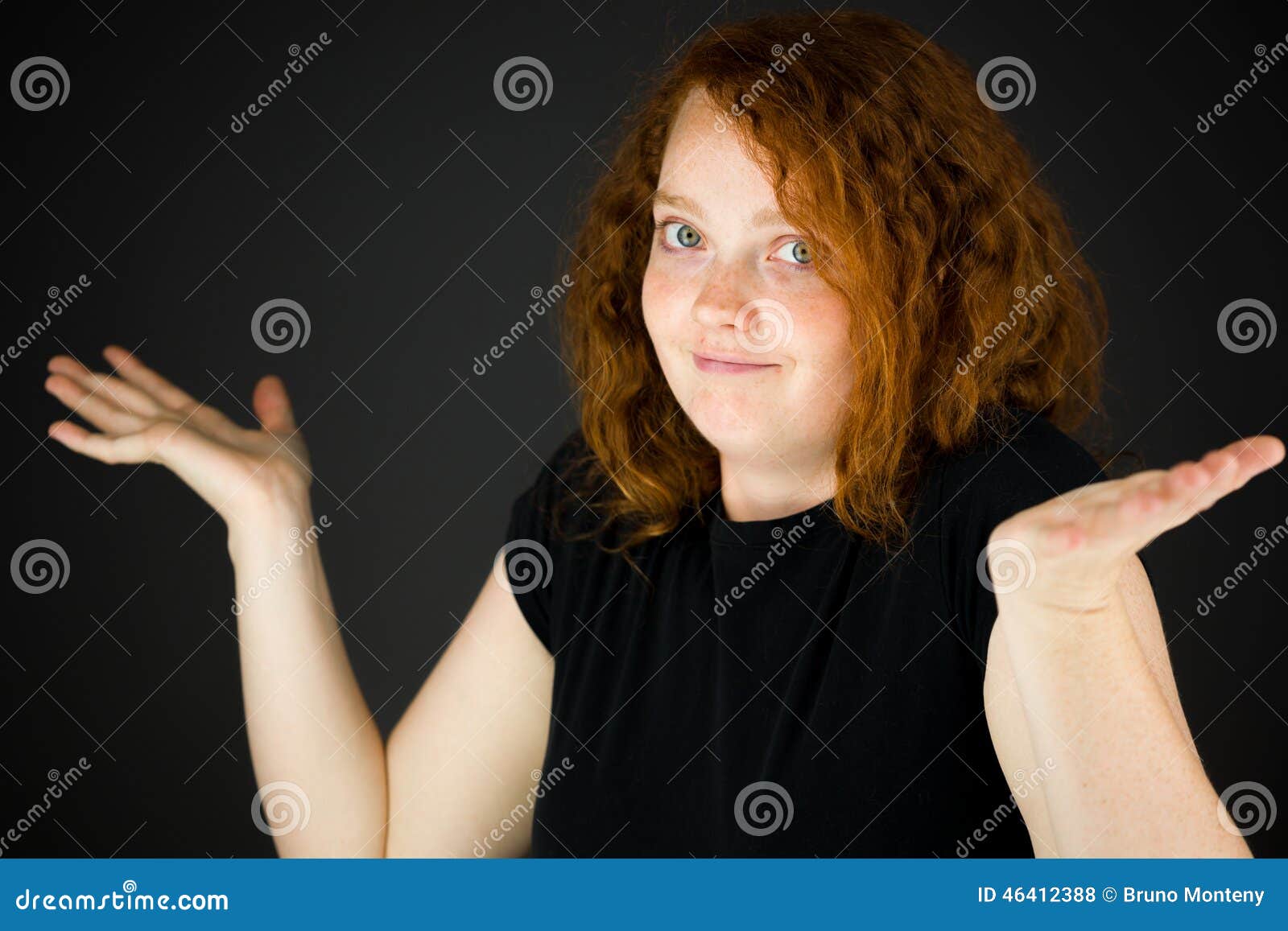 Modelo Isolado No Fundo Liso Confundido Foto de Stock - Imagem de ...