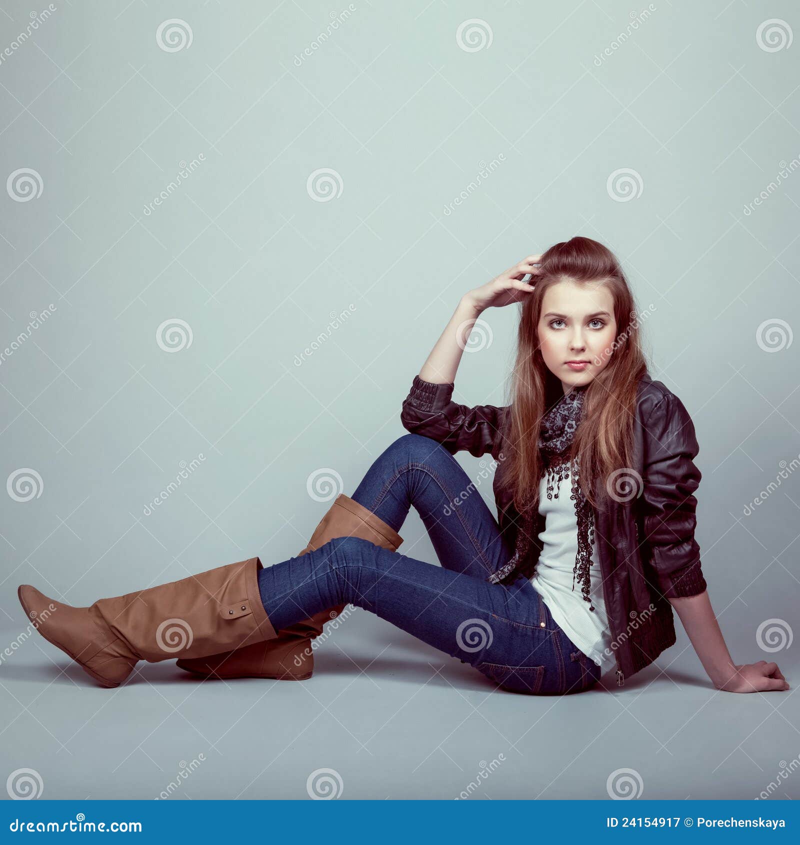 Modelo joven con estilo imagen de archivo. Imagen de belleza - 24154917