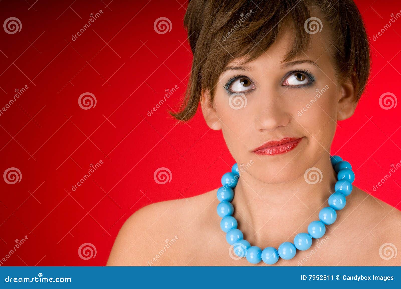 Modelo Joven Con Los Granos Azules Imagen de archivo - Imagen de ...