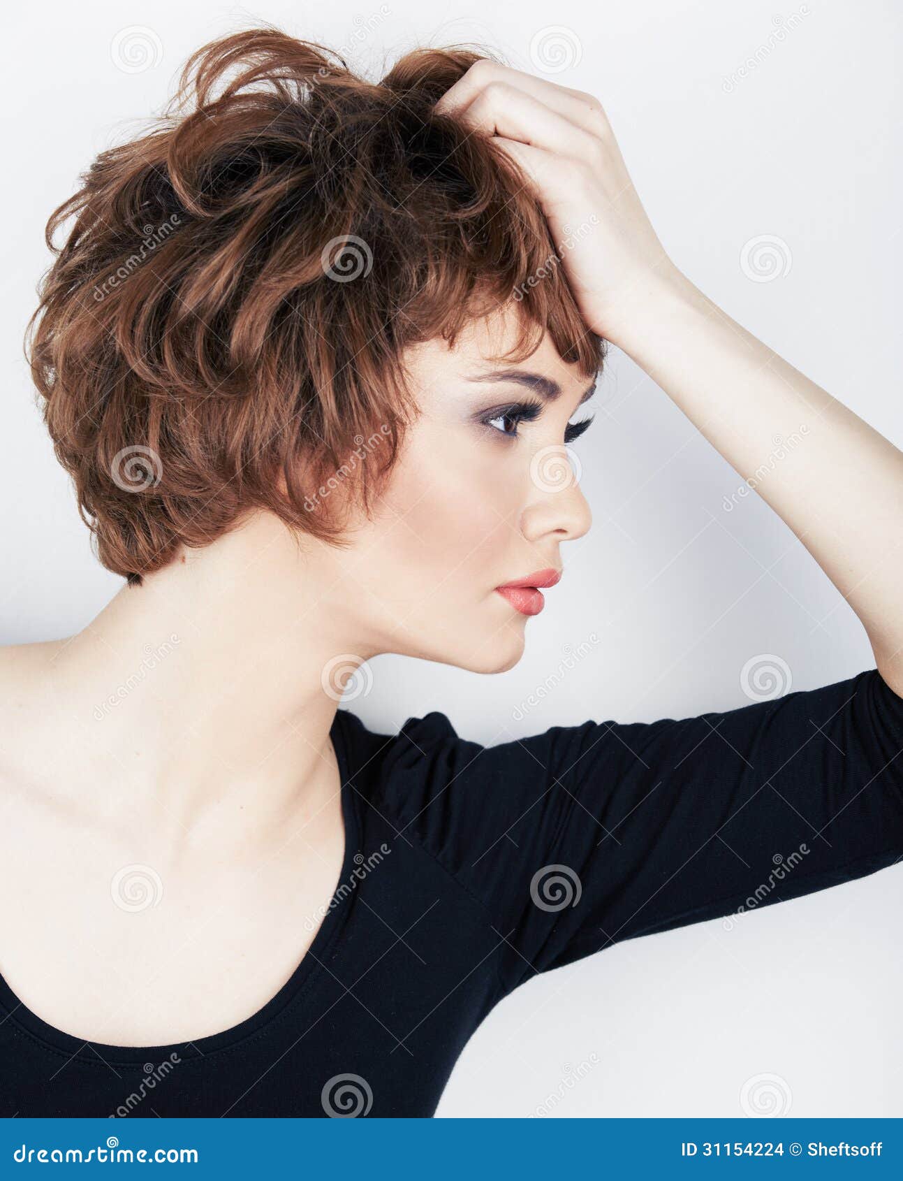 Modelo Joven De La Belleza Con El Pelo Corto Foto de archivo - Imagen ...