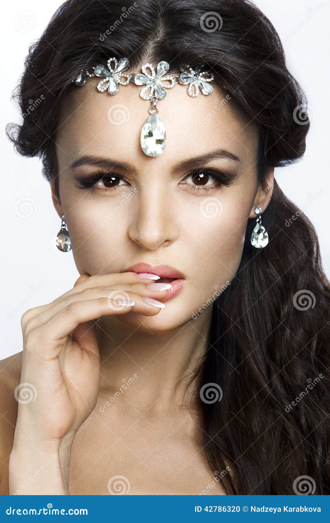 Modelo Moreno Bonito Com Marrom Encaracolado Longo Foto de Stock ...