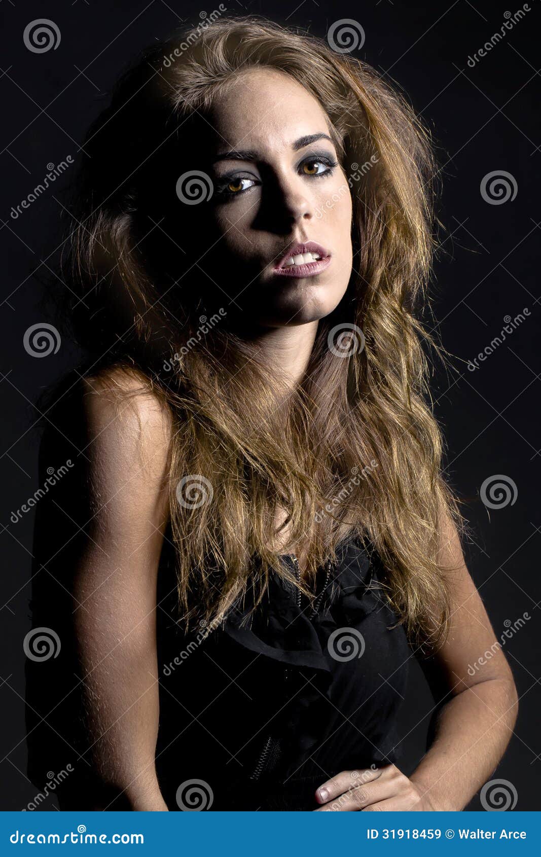 Modelo moreno del estudio imagen de archivo. Imagen de fresco - 31918459