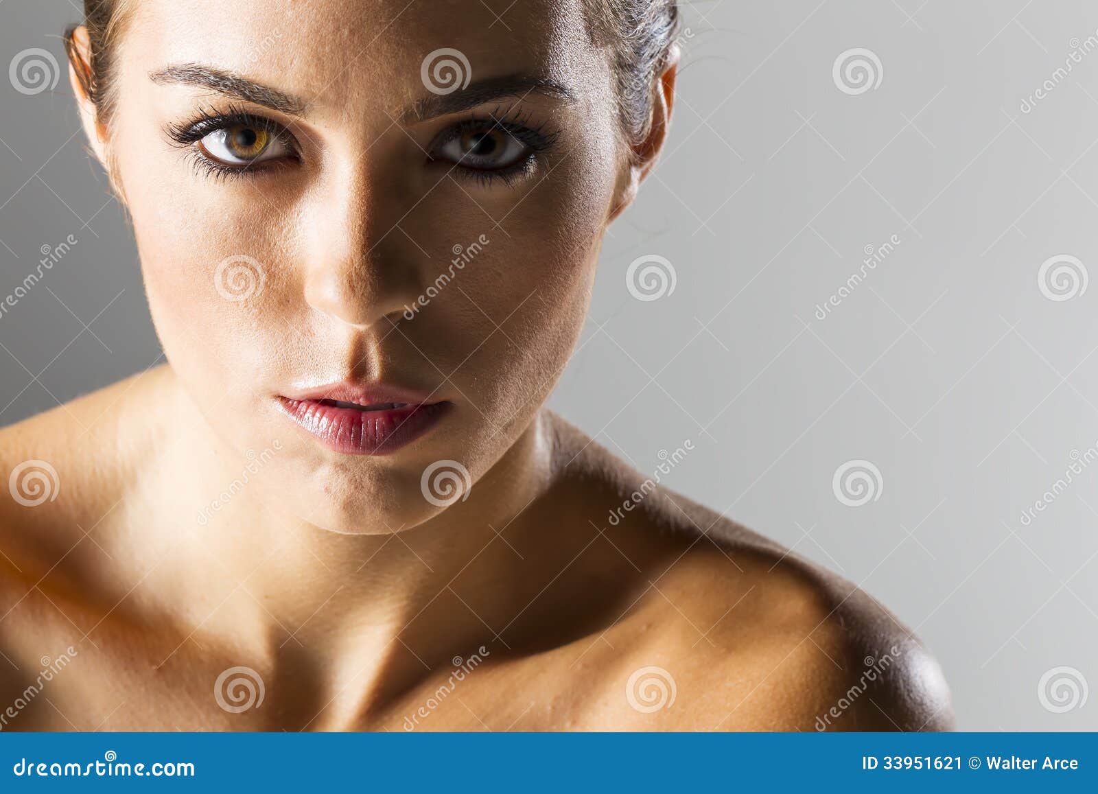 Modelo moreno del estudio imagen de archivo. Imagen de lifestyle - 33951621