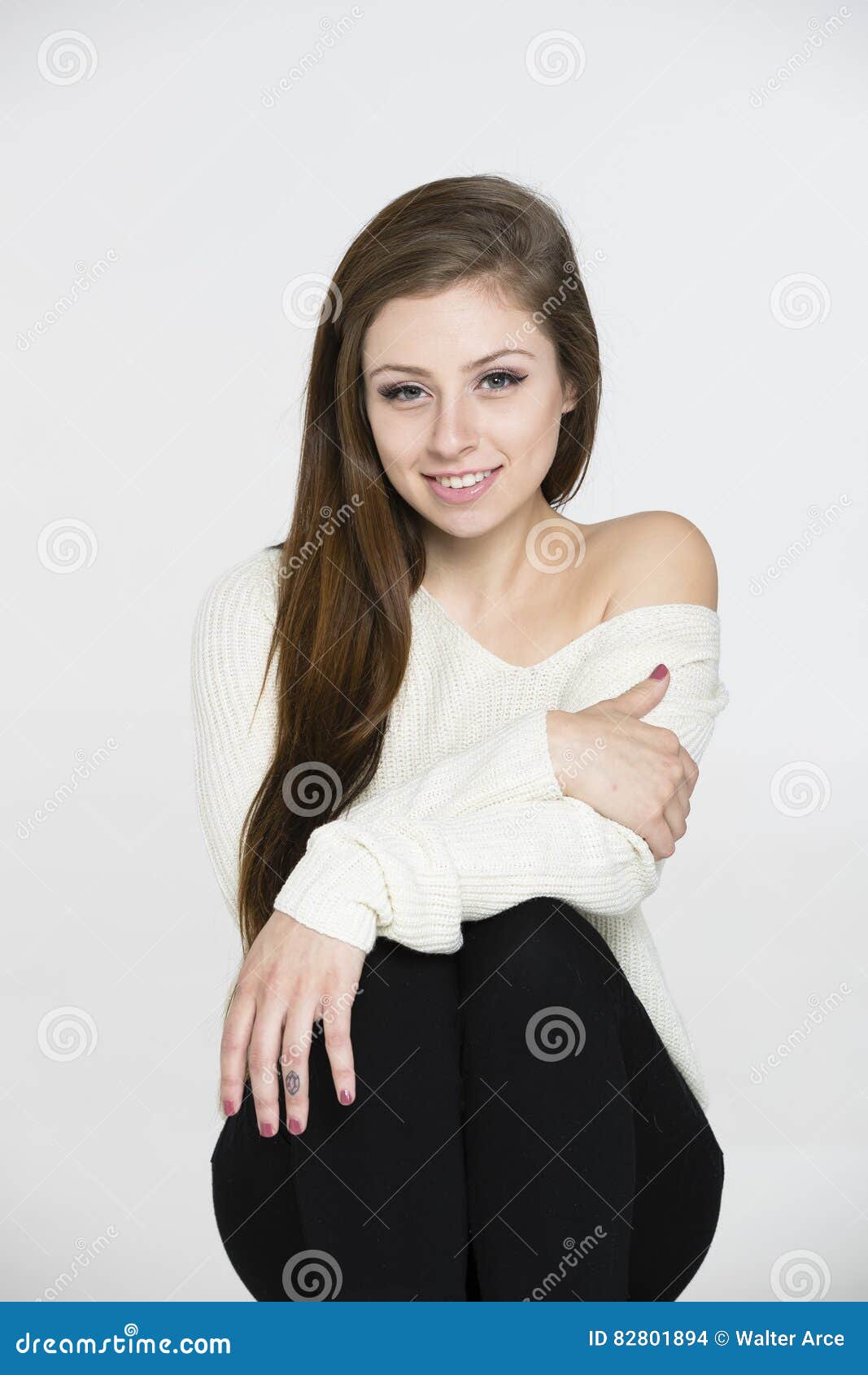 Modelo moreno del estudio foto de archivo. Imagen de hermoso - 82801894