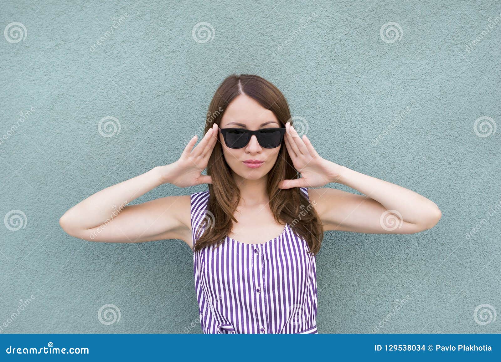 Modelo moreno dulce foto de archivo. Imagen de pelo - 129538034