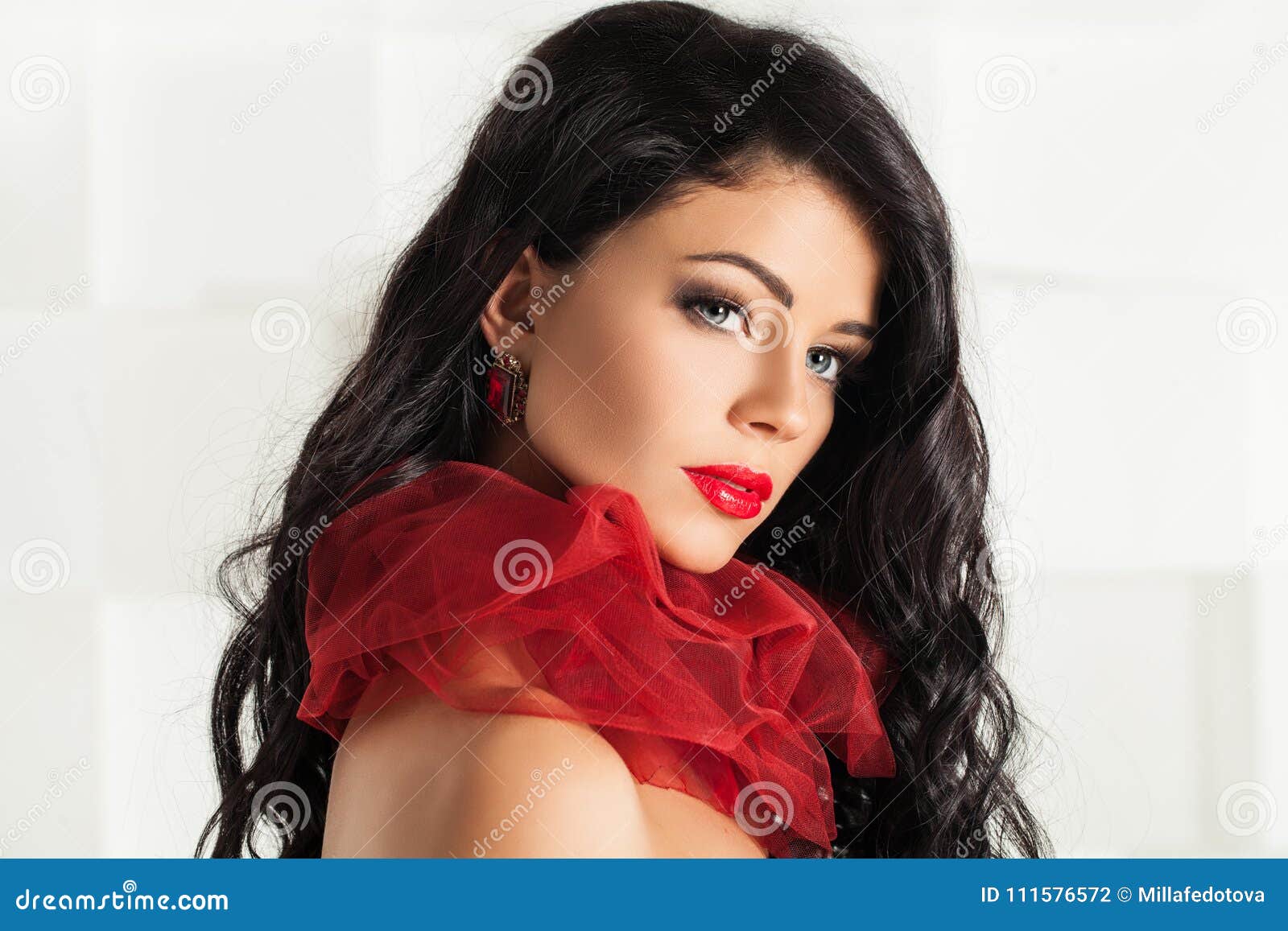 Modelo Moreno Elegante Con Maquillaje Rojo De Los Labios Foto de ...