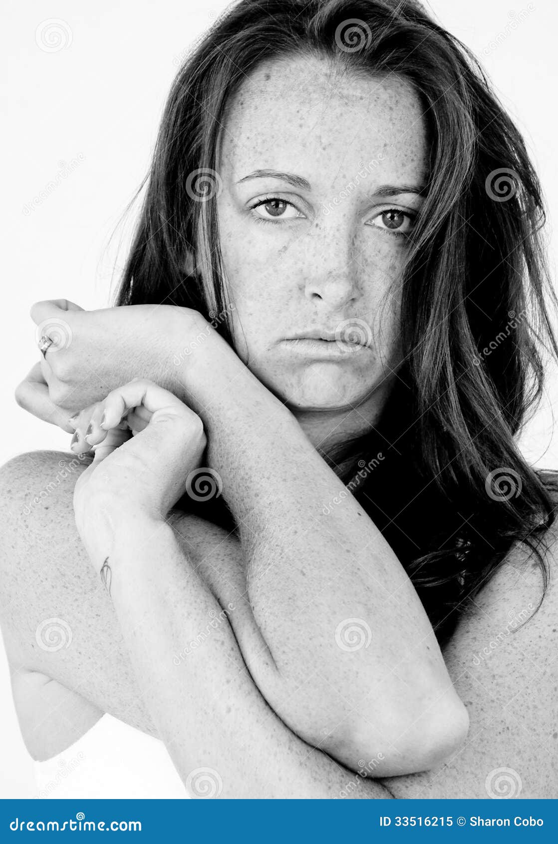 Modelo Moreno Hermoso Con Las Pecas. Imagen de archivo - Imagen de ...