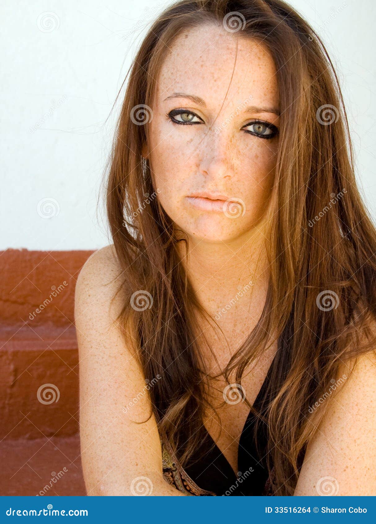 Modelo Moreno Hermoso Con Las Pecas. Foto de archivo - Imagen de modelo ...