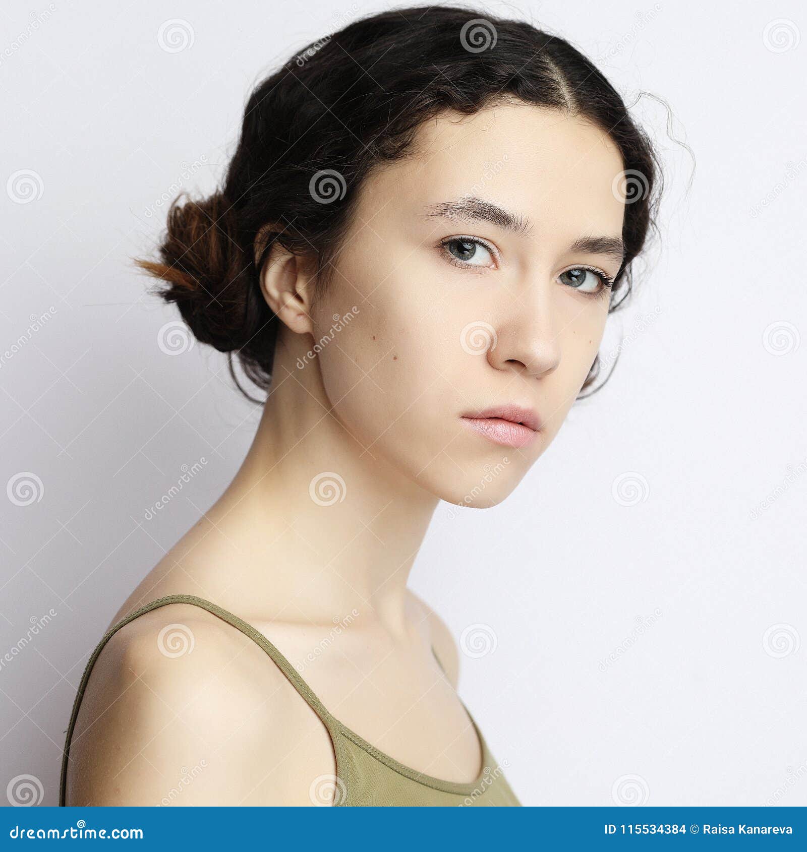 Modelo Moreno Joven En Un Fondo Blanco Foto de archivo - Imagen de ...