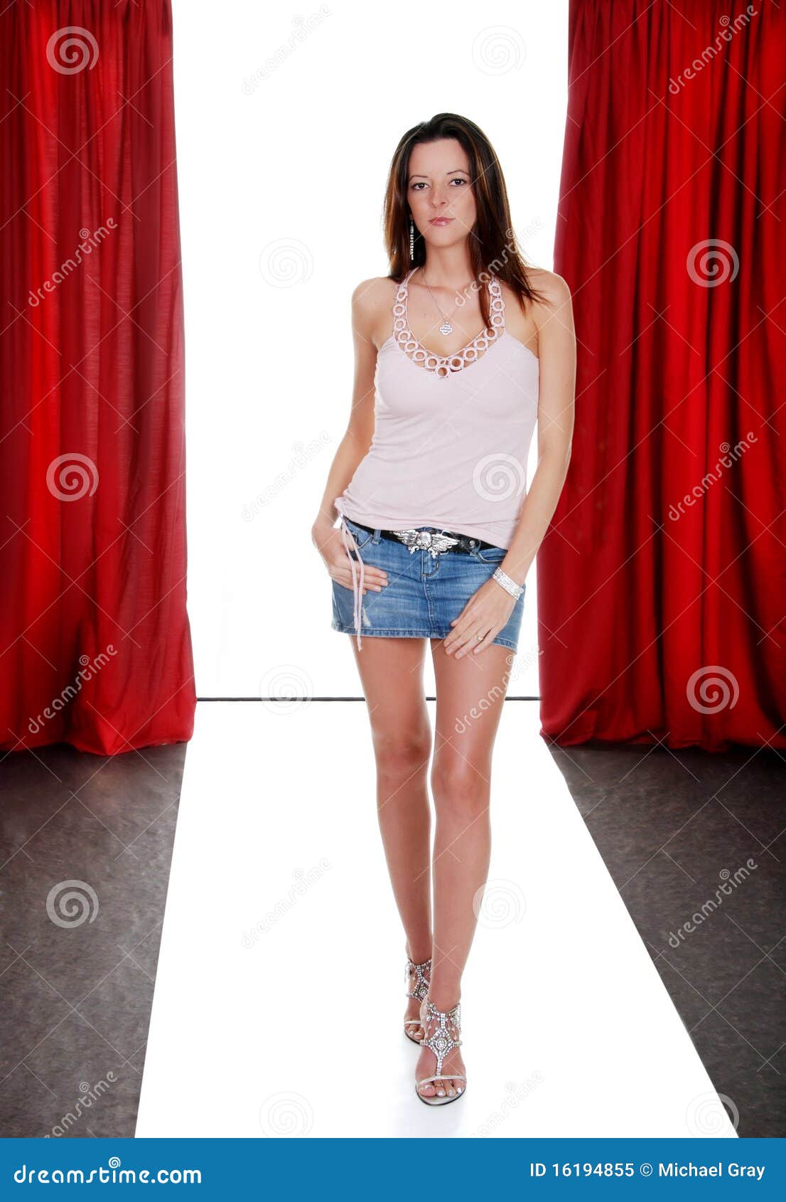 Modelo na passarela imagem de stock. Imagem de contemporâneo - 16194855