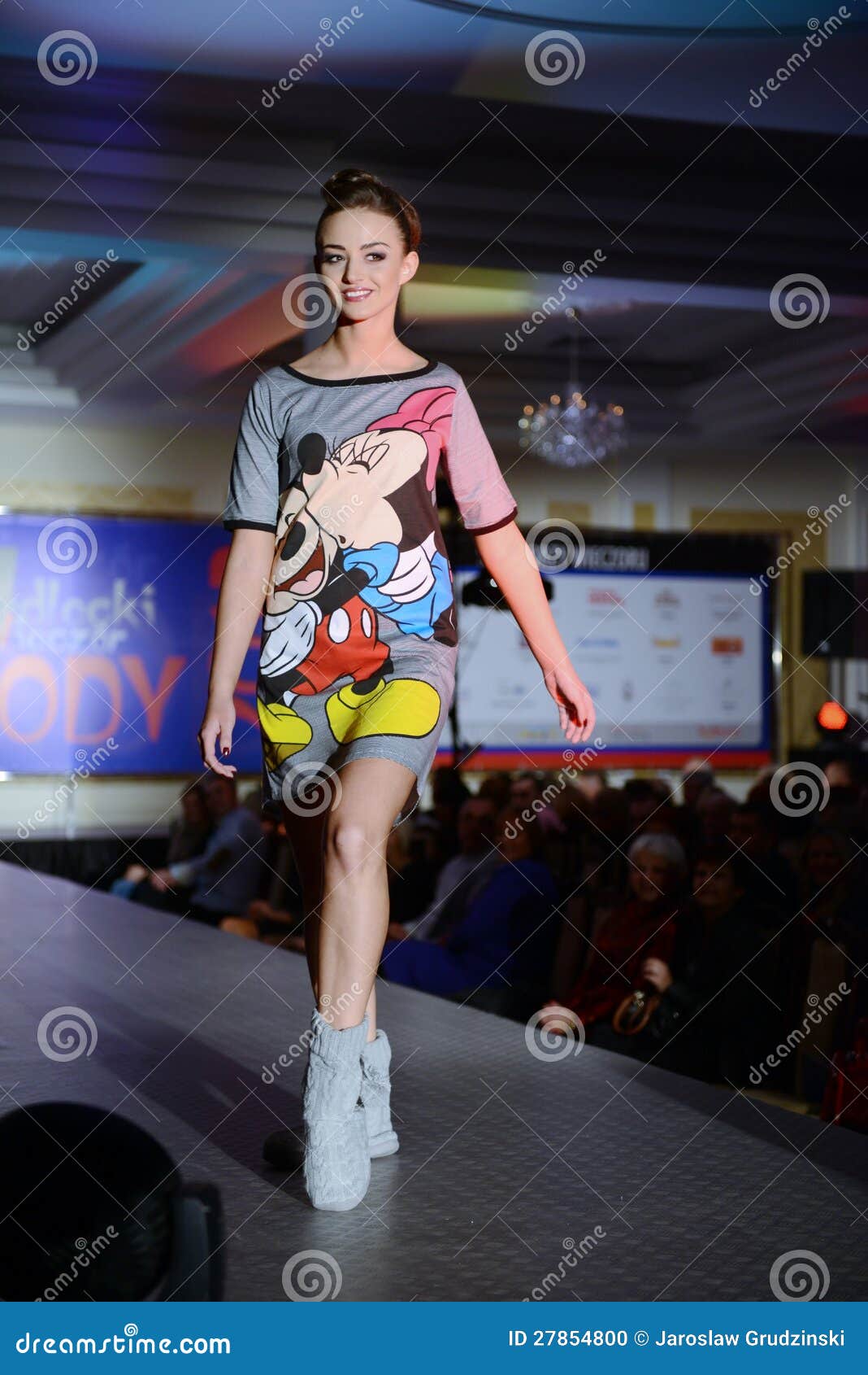 Modelo na passarela imagem editorial. Imagem de traje - 27854800