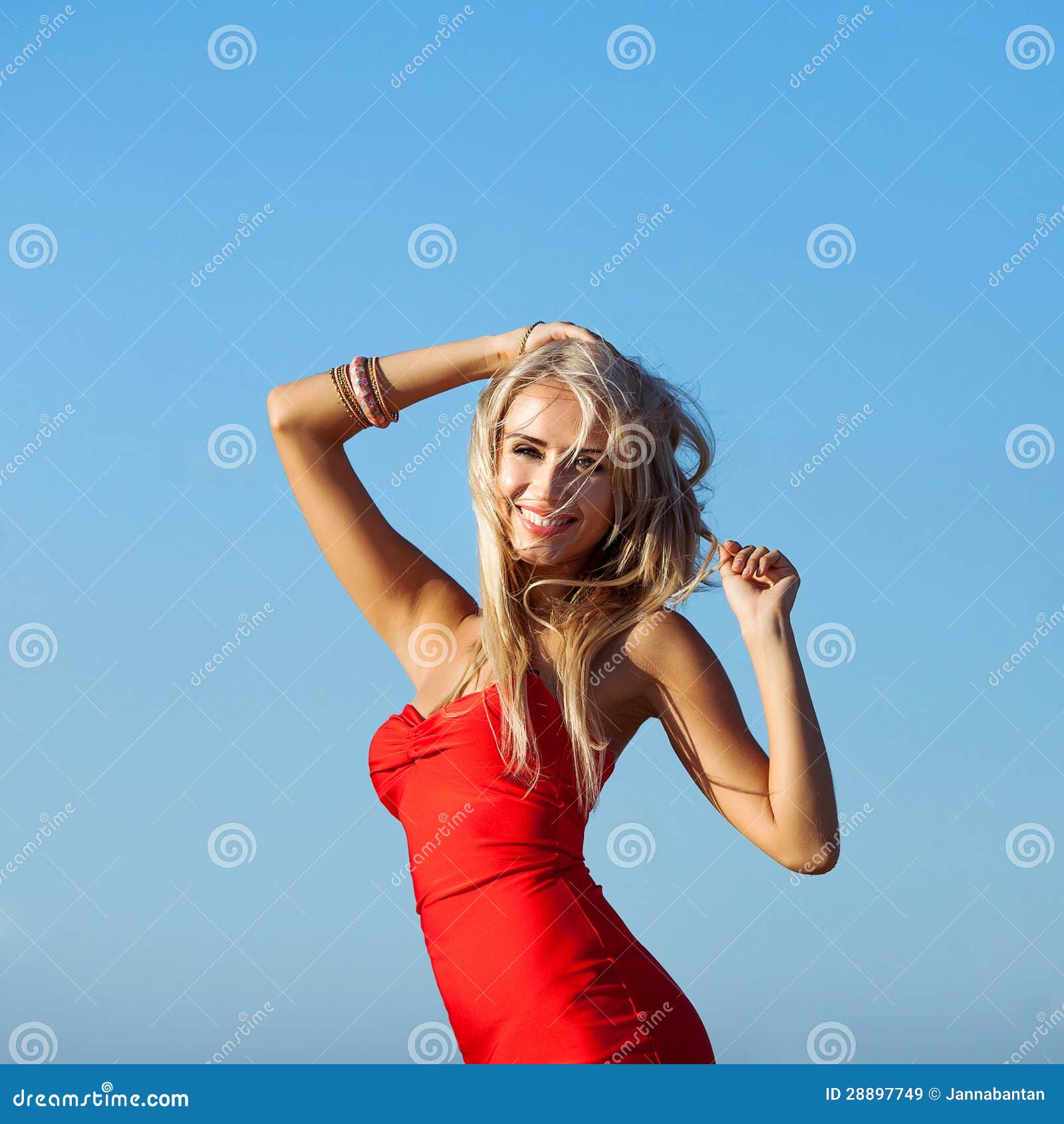 Modelo na praia imagem de stock. Imagem de fêmea, beleza - 28897749