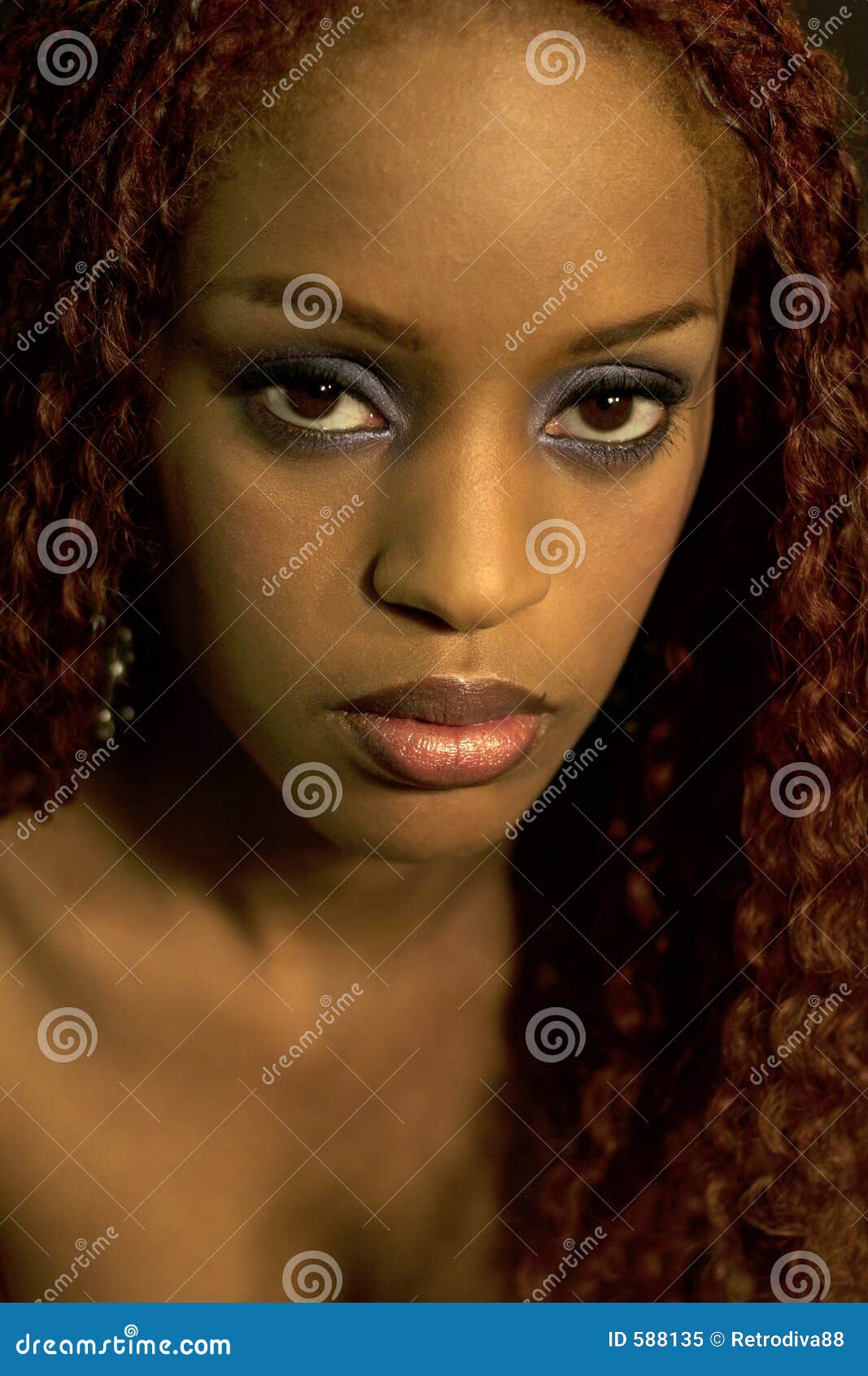 Modelo preto e bonito imagem de stock. Imagem de cara, glamouroso - 588135