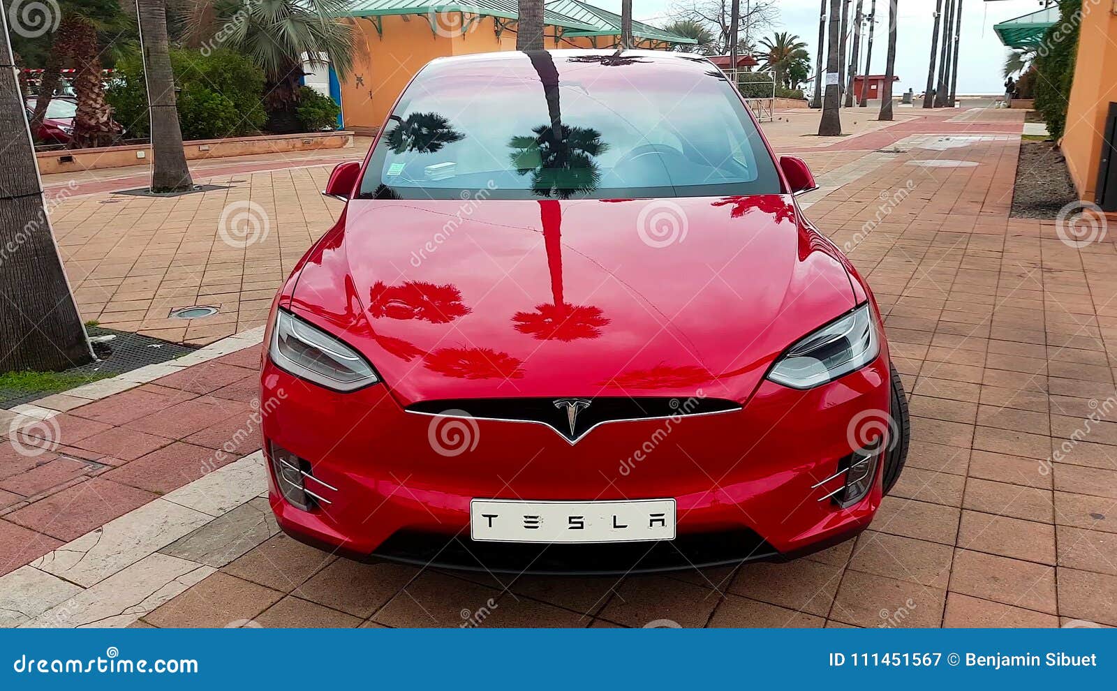 Modelo Rojo X Electric SUV Front View De Tesla Almacen De Video - Vídeo ...