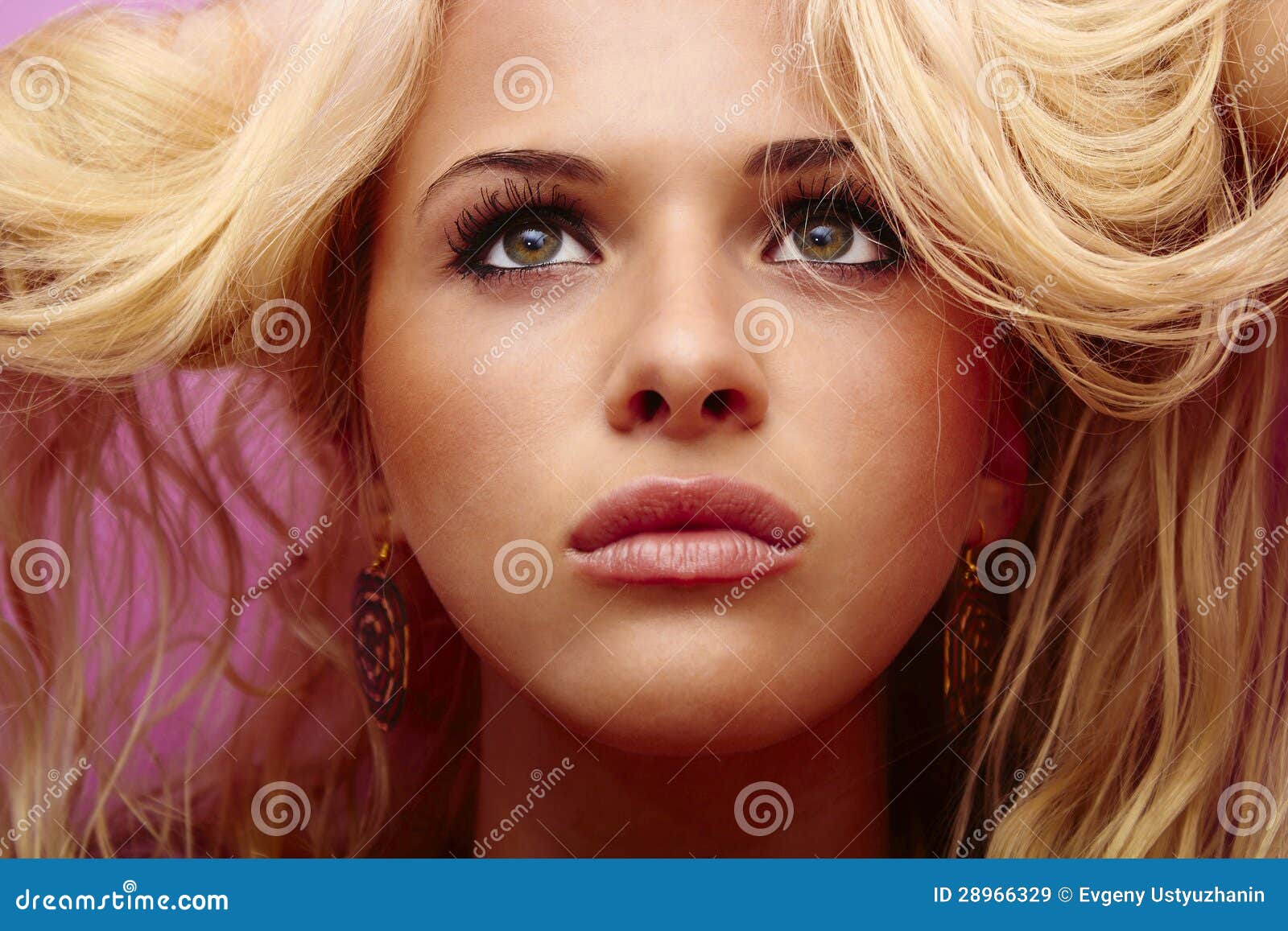 Modelo rubio hermoso imagen de archivo. Imagen de muchacha - 28966329