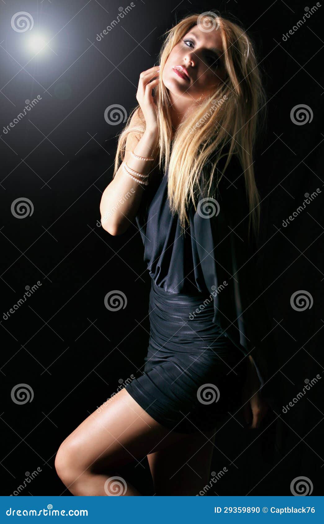 Modelo Rubio Hermoso Que Presenta Con La Alineada Elegante Foto de ...