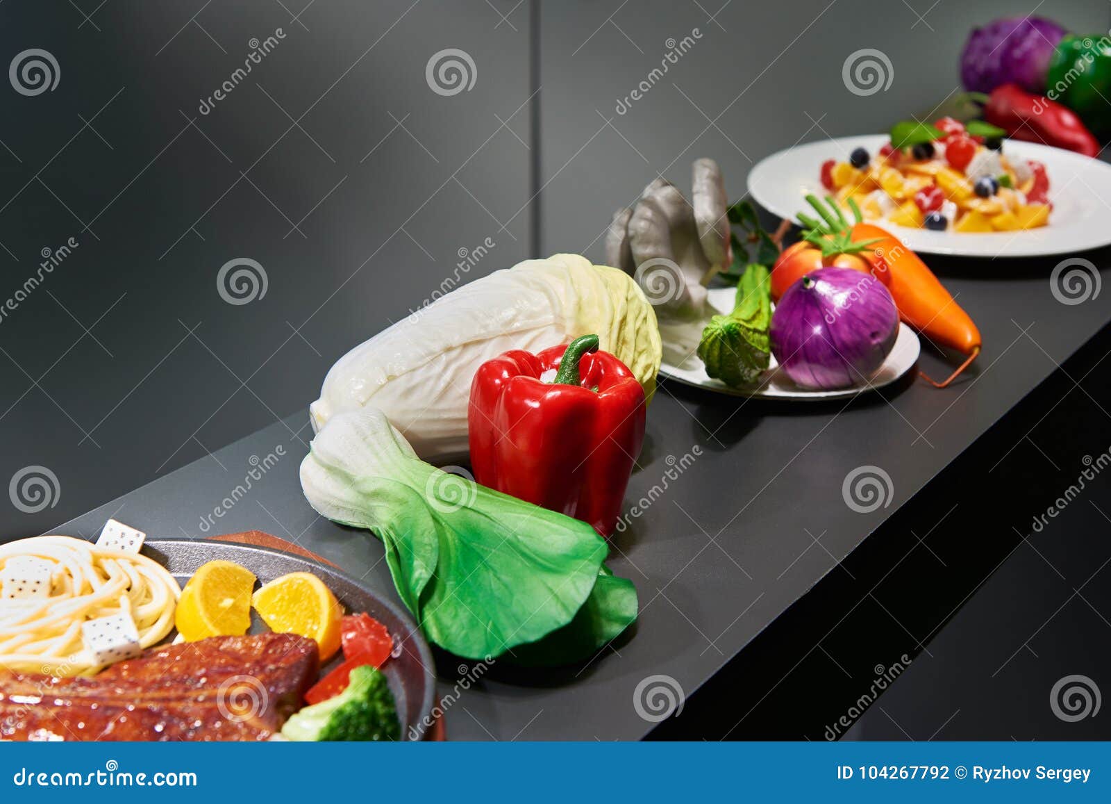 Modelos Artificiales De Comidas En Escaparate Foto de archivo - Imagen ...