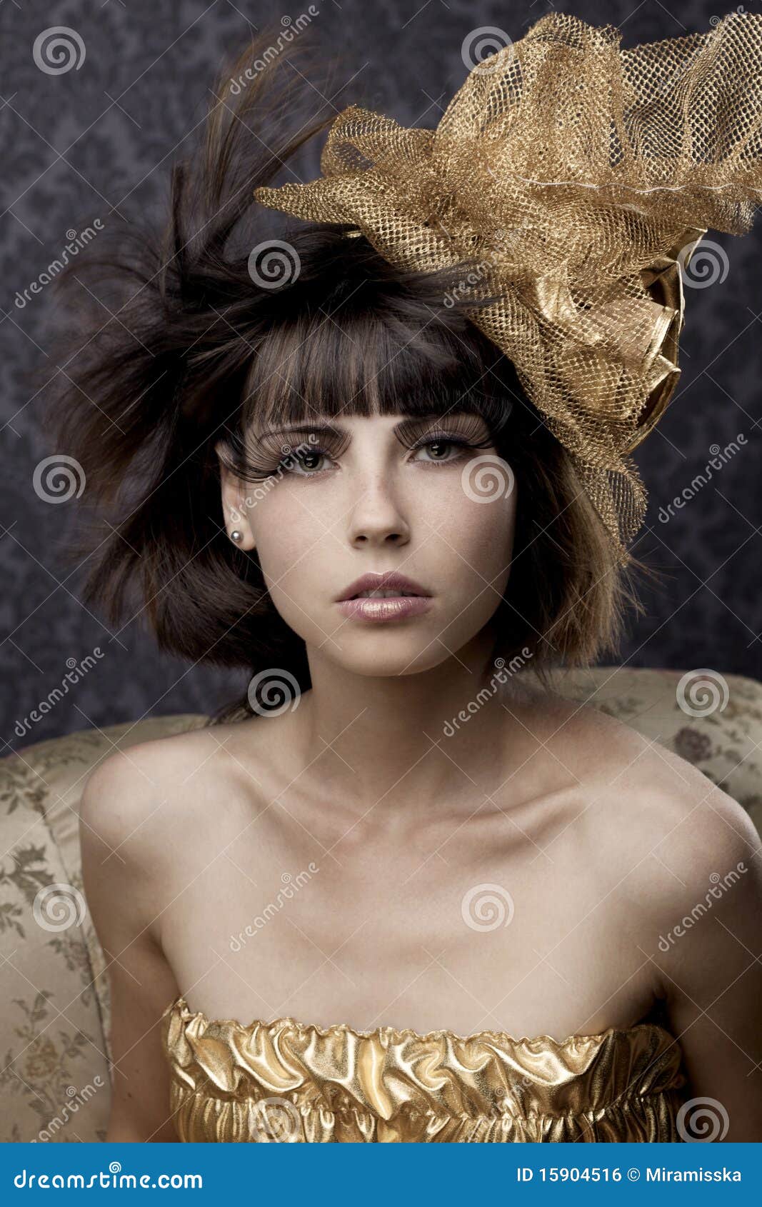 Modelos Atractivos Lujosos En Oro Foto de archivo - Imagen de mirada ...