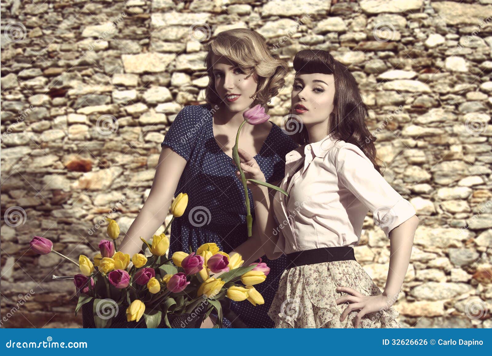 Modelos De Moda Con Las Flores Foto de archivo - Imagen de mirada, flor ...