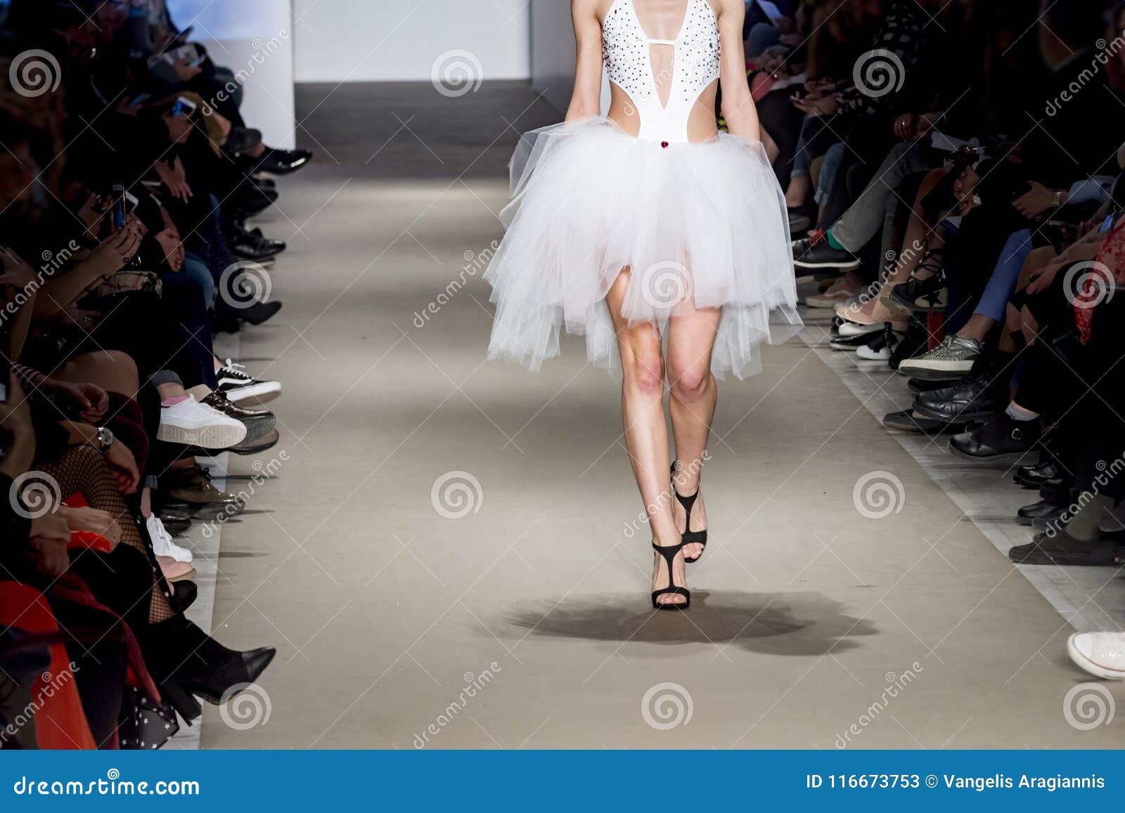 Modelos en desfile de moda imagen de archivo. Imagen de modelado ...